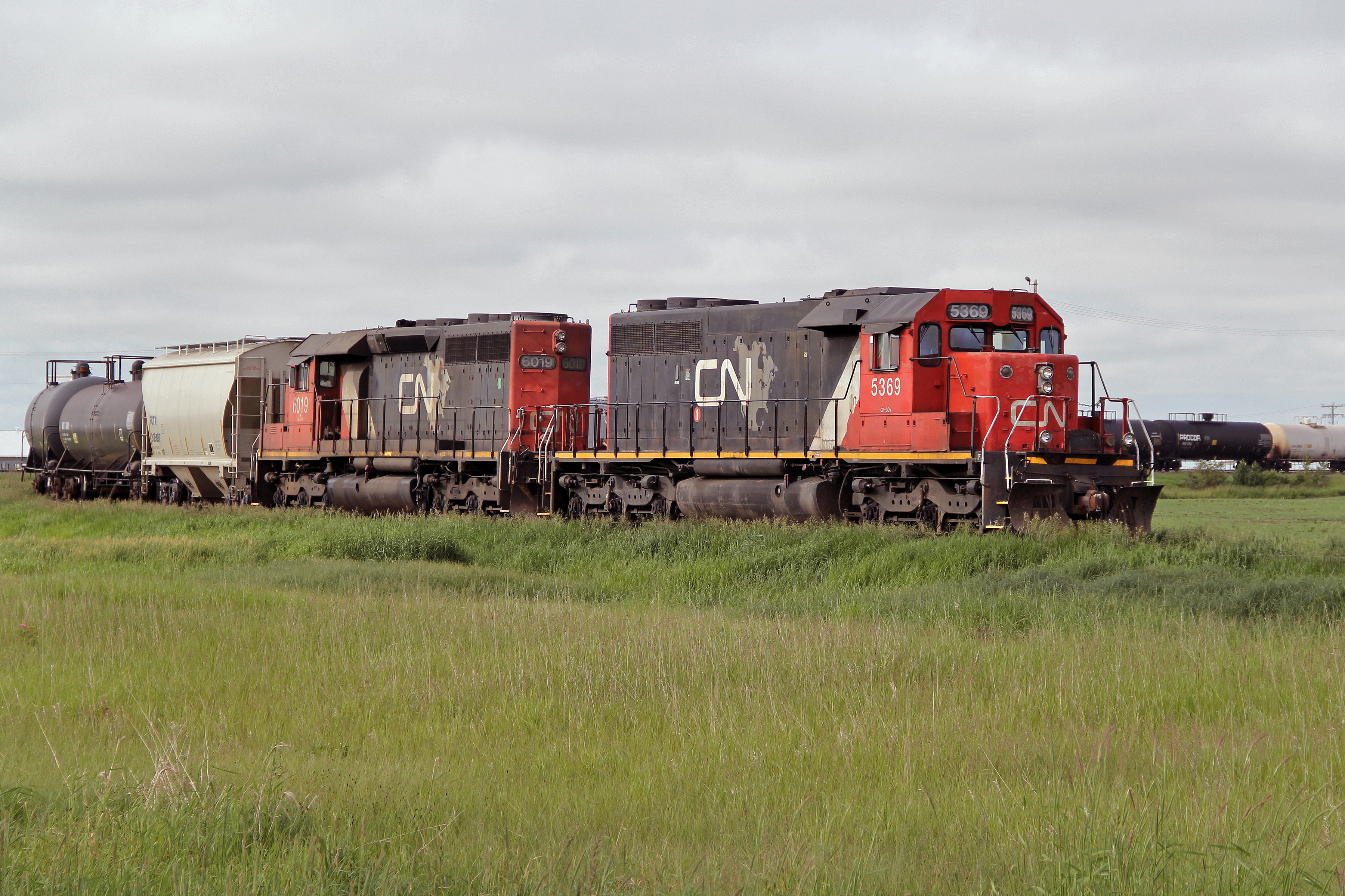Railpictures.ca - colin arnot Photo: SD40-2 CN 5369 and SD40u CN 6019 switching at Scotford ...