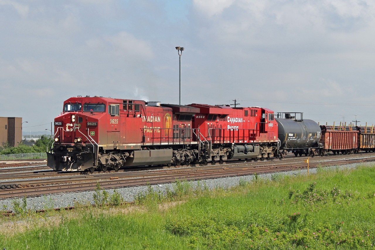 Railpictures.ca - colin arnot Photo: AC4400CW CP 9625 and ES44AC CP 9362 prepare to leave CP’s ...