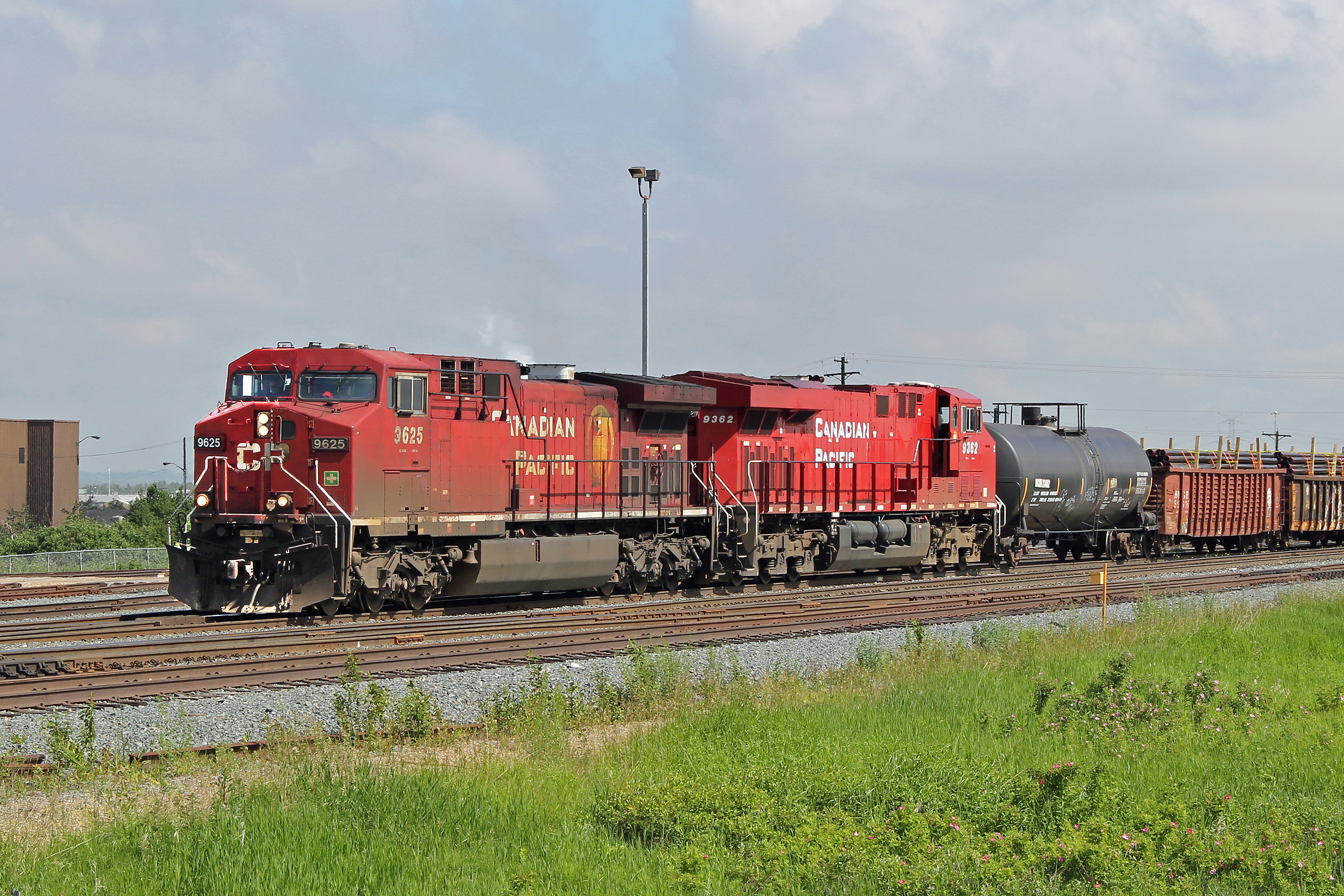Railpictures.ca - colin arnot Photo: AC4400CW CP 9625 and ES44AC CP 9362 prepare to leave CP’s ...