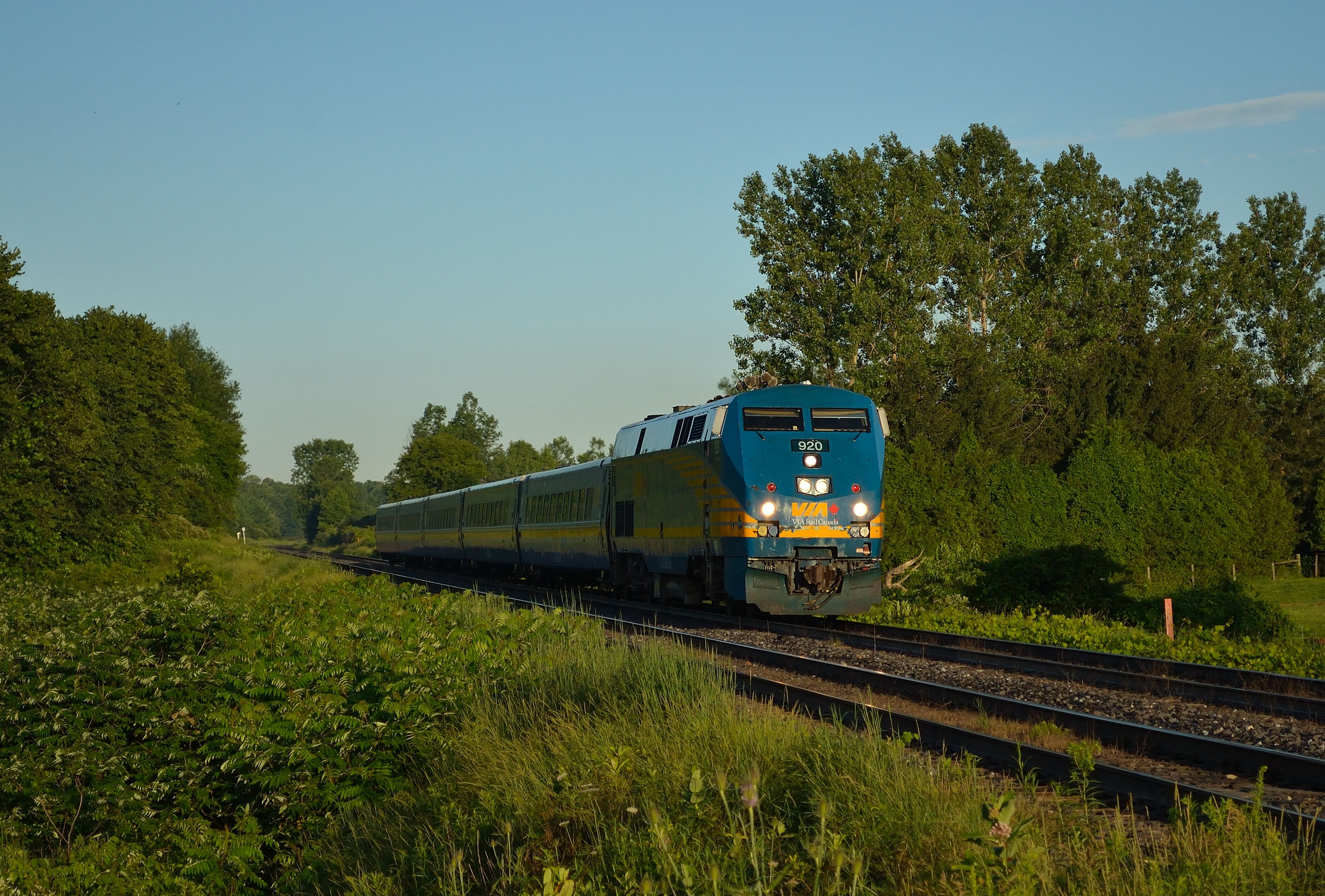 Railpictures.ca - Jay Butler Photo: VIA 84 coming from Sarnia, passes the Amiens Road crossing ...