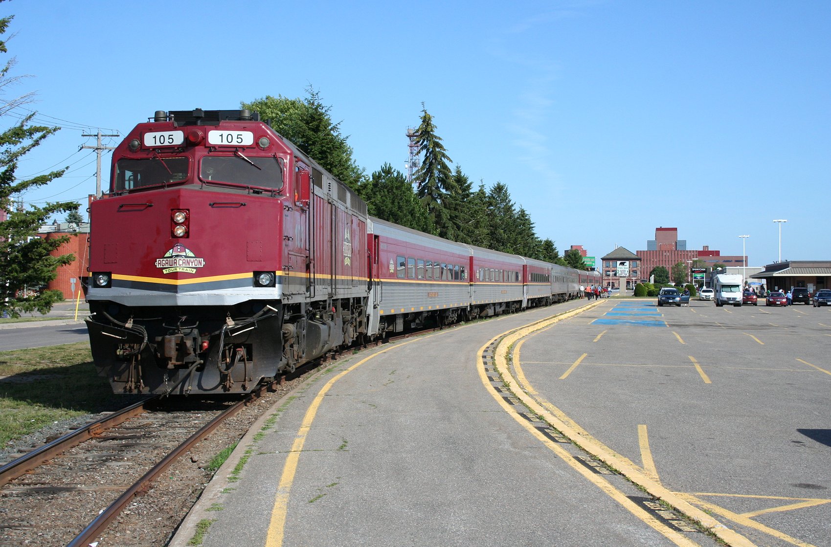 Railpictures.ca - Chris van der Heide Photo: The Agawa Canyon Tour unloads passengers at the ...