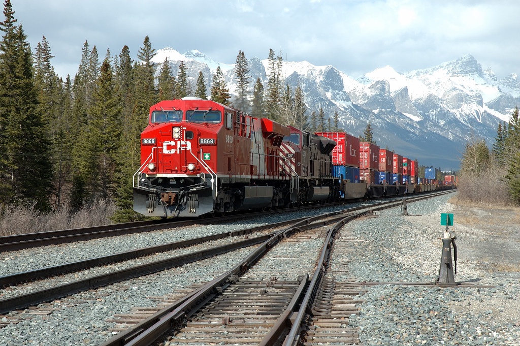 Railpictures.ca - Neil Compton Photo: ES44AC 8869 is eastbound approaching the east switch at ...