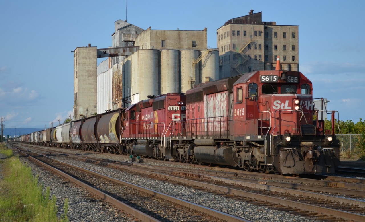Railpictures.ca - Josh Roth Photo: With a lengthy train in tow, STL&H 5615 heads west ...