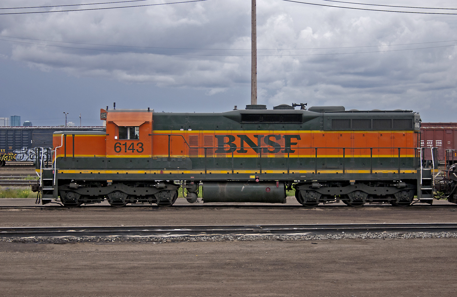 Railpictures.ca - Trevor Sokolan Photo: Someone pulled a fast one! BNSF SD9 6143 pays back ...