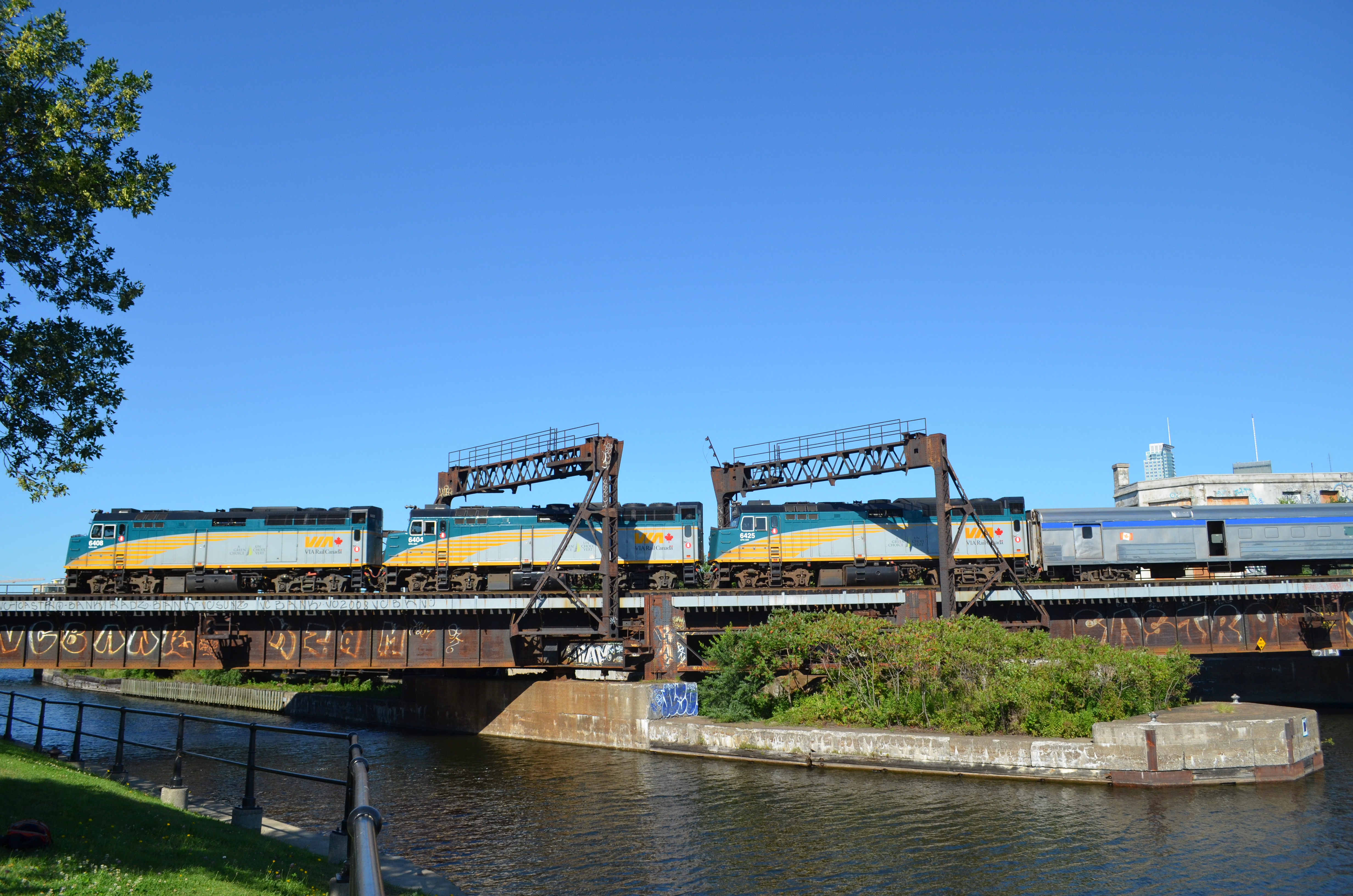 Railpictures.ca - Michael Berry Photo: VIA 6408, VIA 6404 & VIA 6425 back the combined Ocean ...
