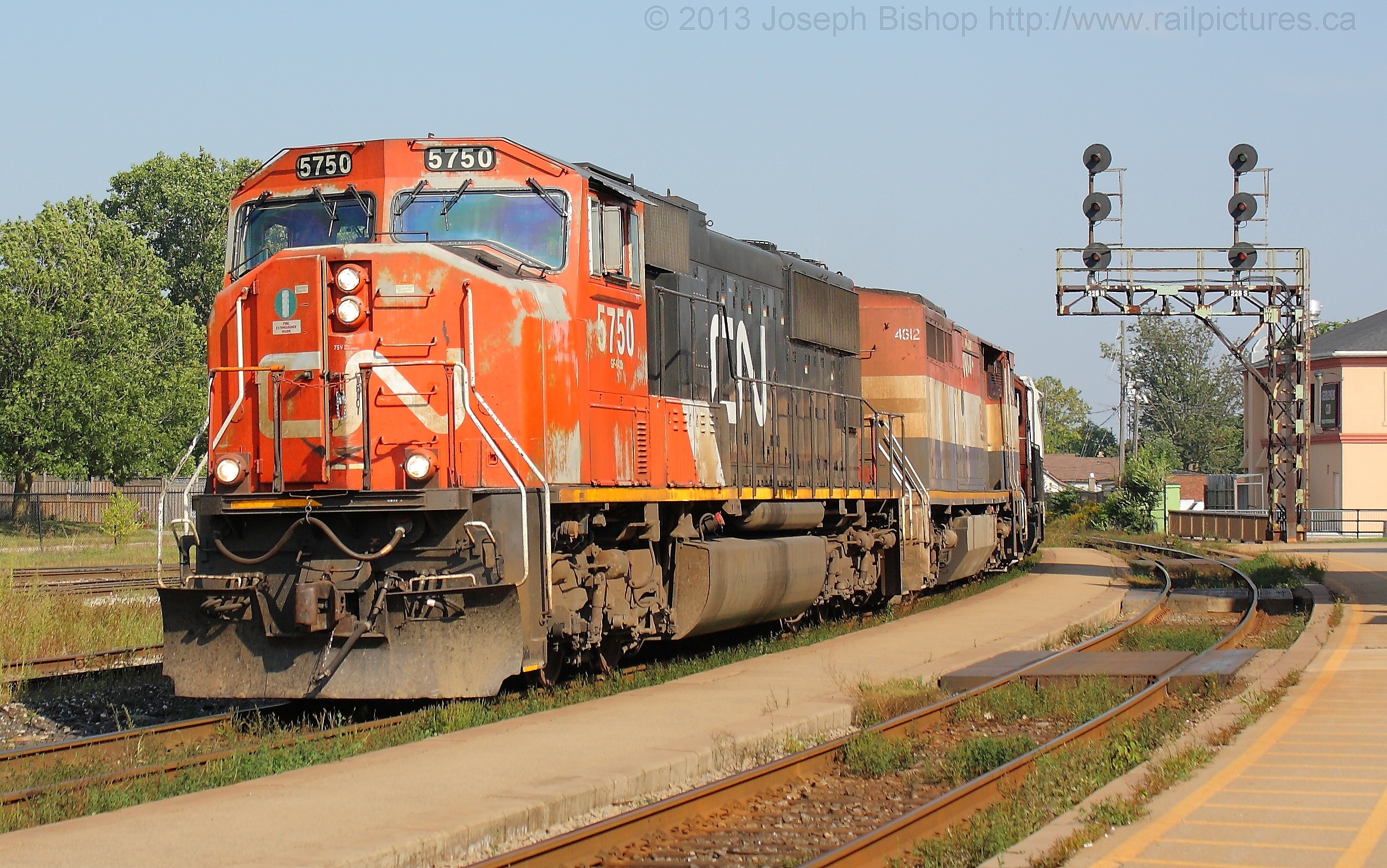Railpictures.ca - Joseph Bishop Photo: CN 435 slows into Brantford with a ratty looking SD75i on ...