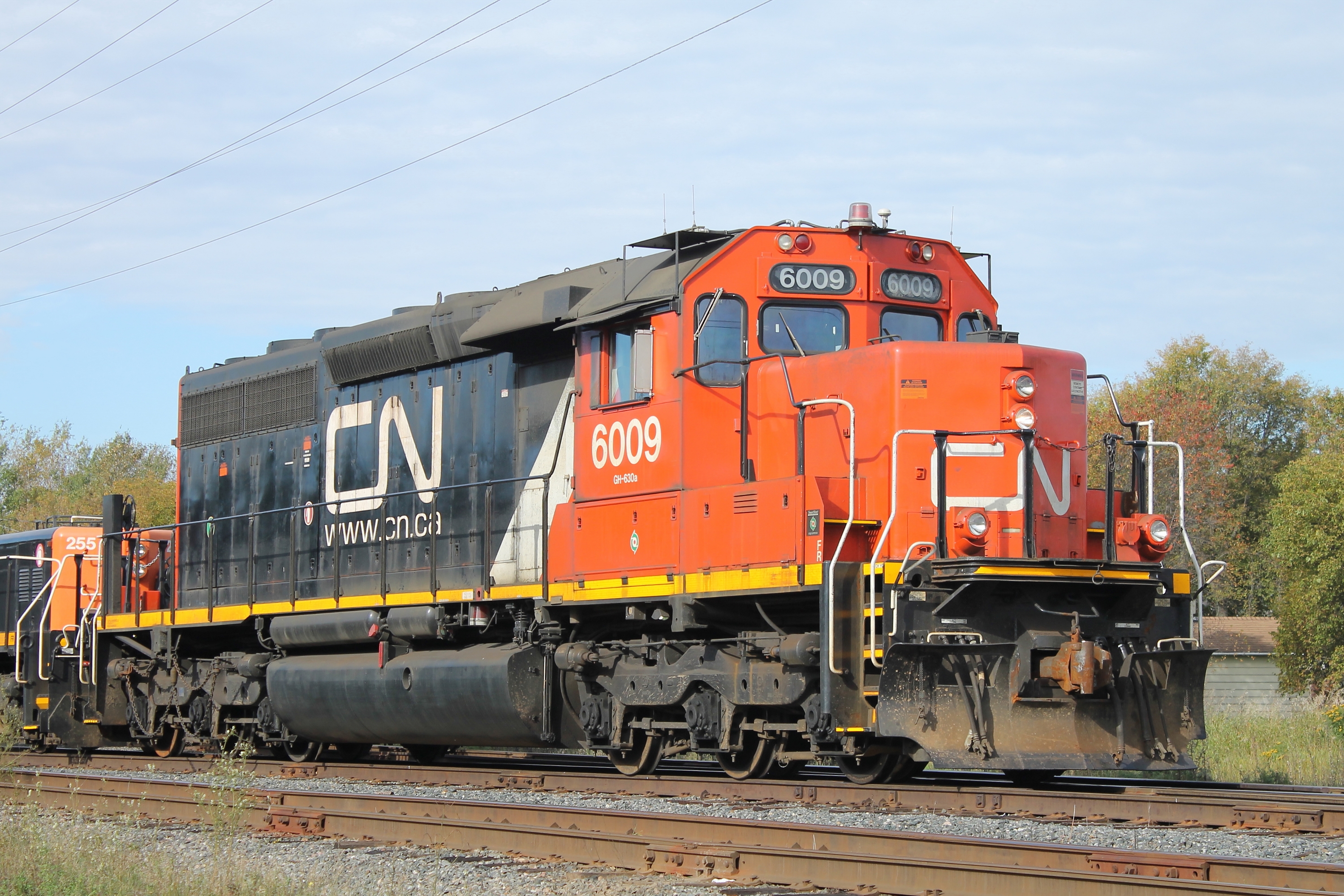 Railpictures.ca - Bryan Martyniuk Photo: CN SD40u 6009 is equipped for remote control operation ...