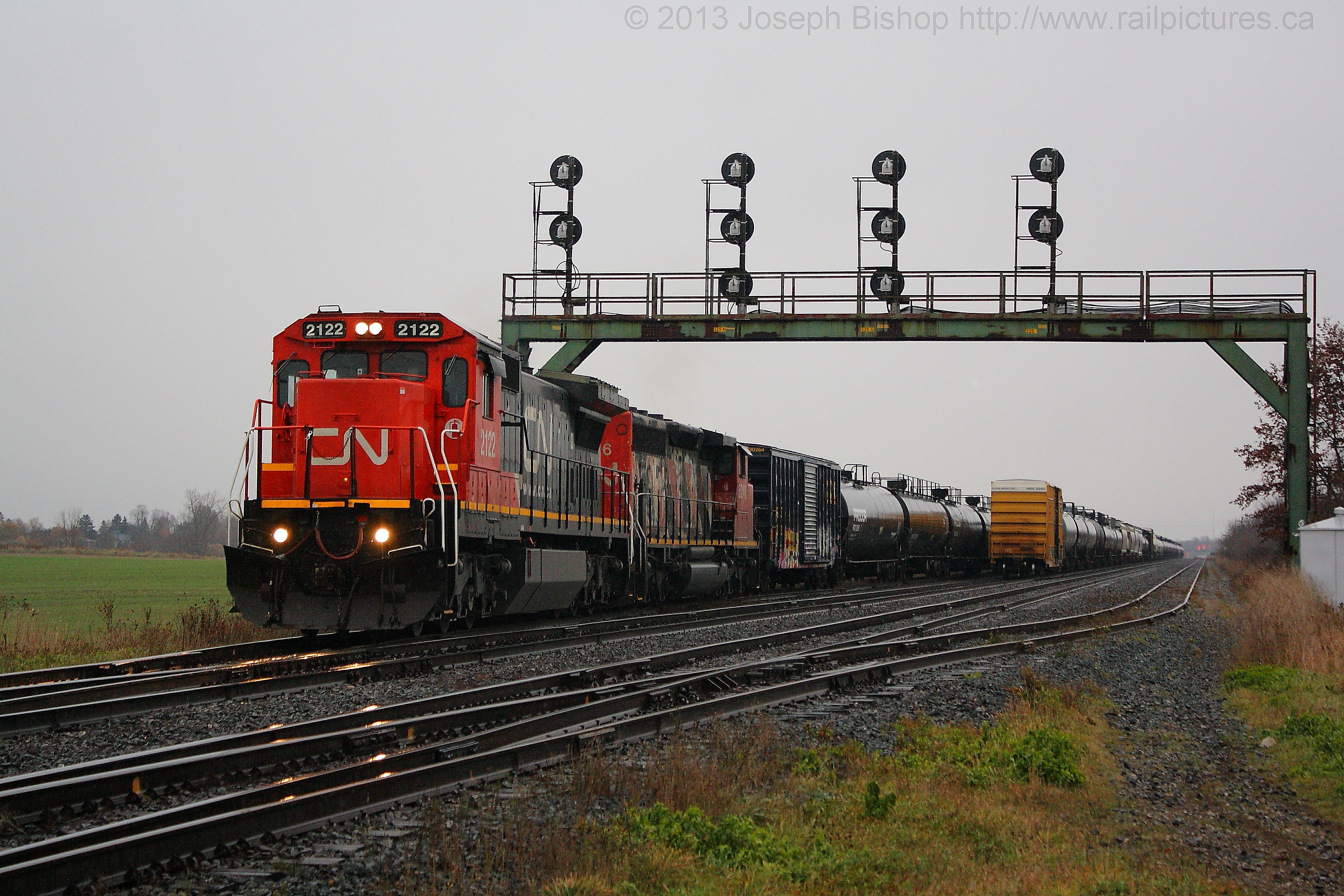 Railpictures.ca - Joseph Bishop Photo: CN 2122 and CN 5246 pull out of the North Service track ...