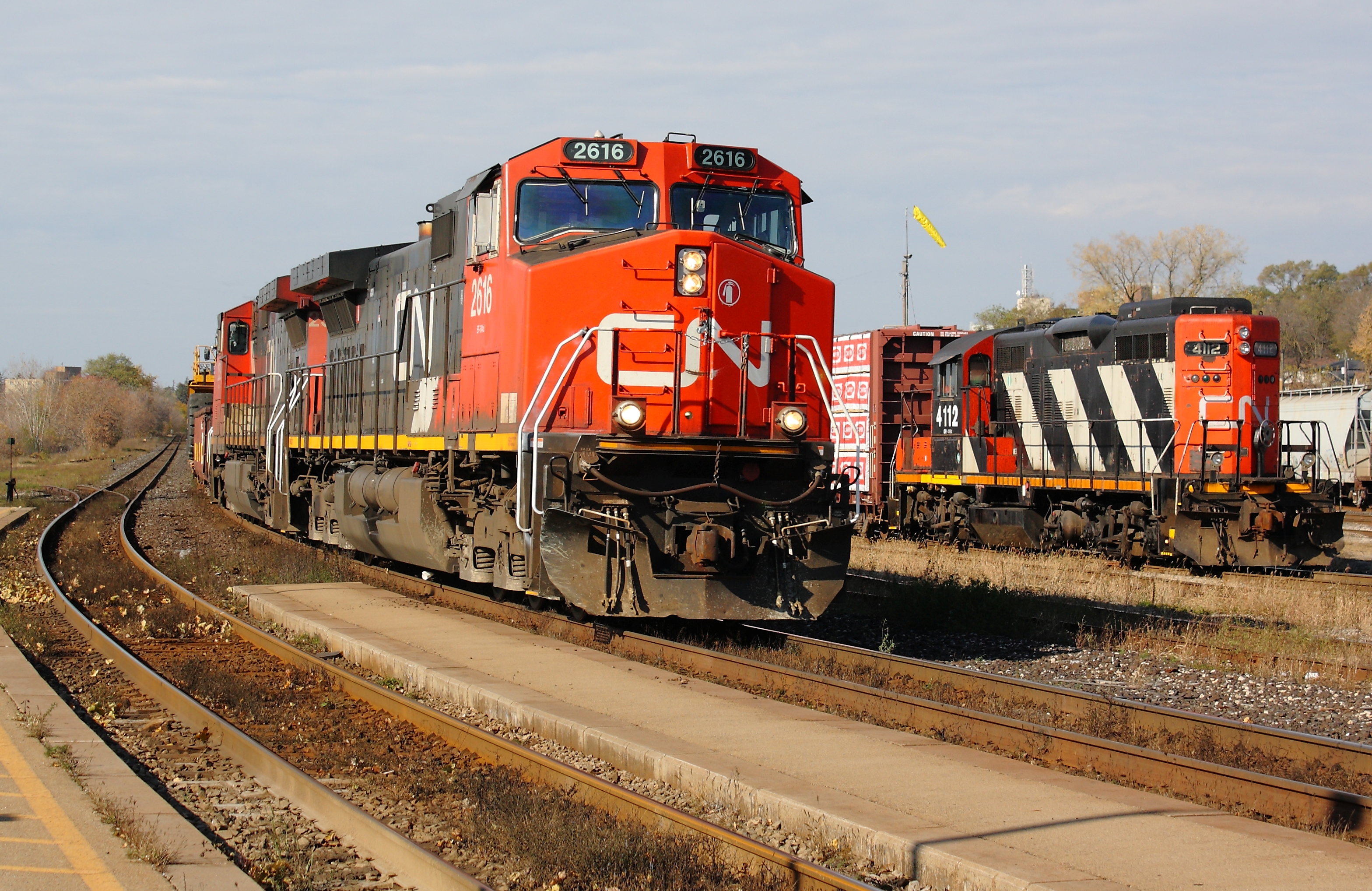 Railpictures.ca - Joseph Bishop Photo: CN 382 cruises by CN 580 on the North track at Brantford ...