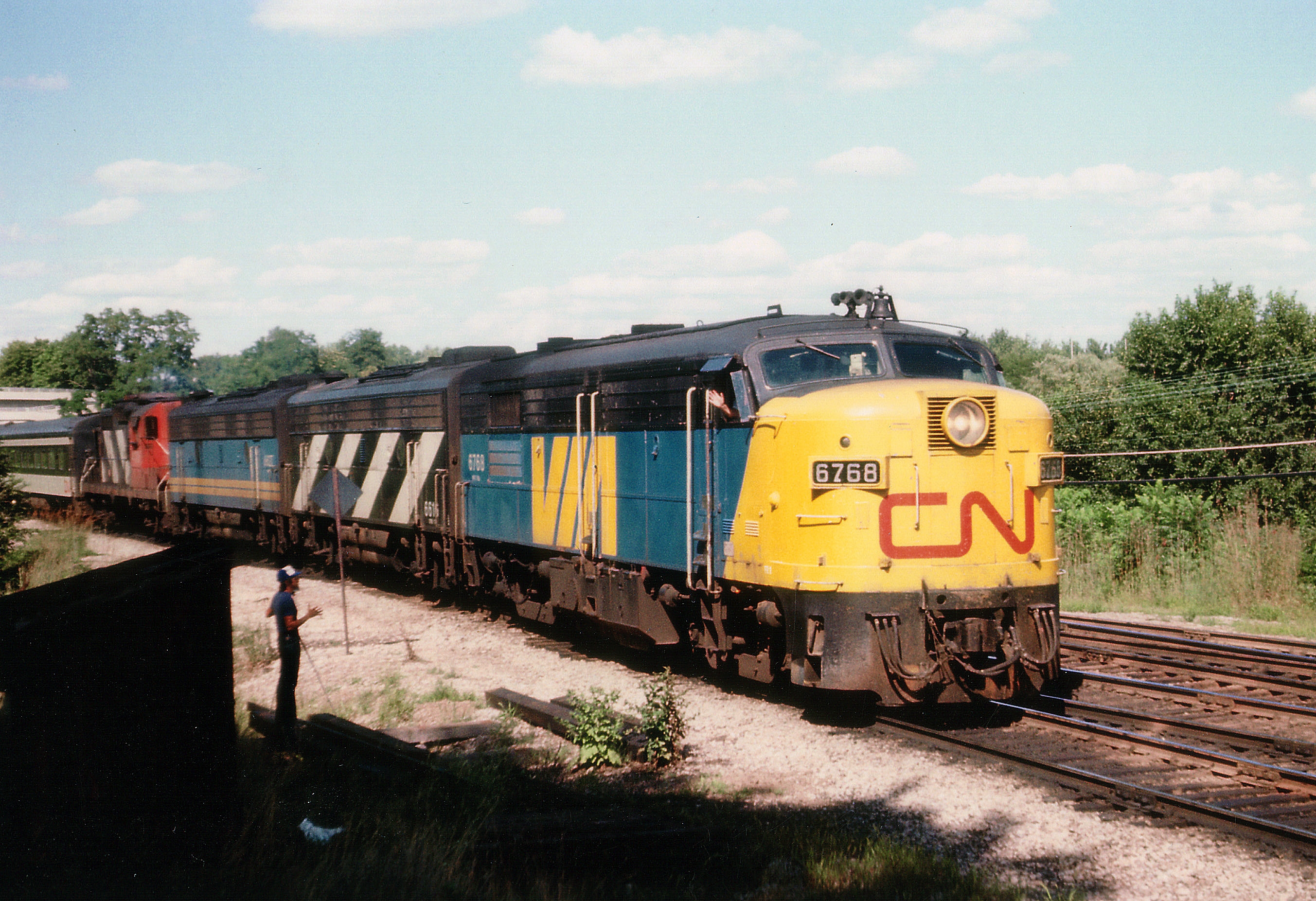 Railpictures.ca - A.W. Mooney Photo: Nice to see what I called a “transitional paint scheme” on ...