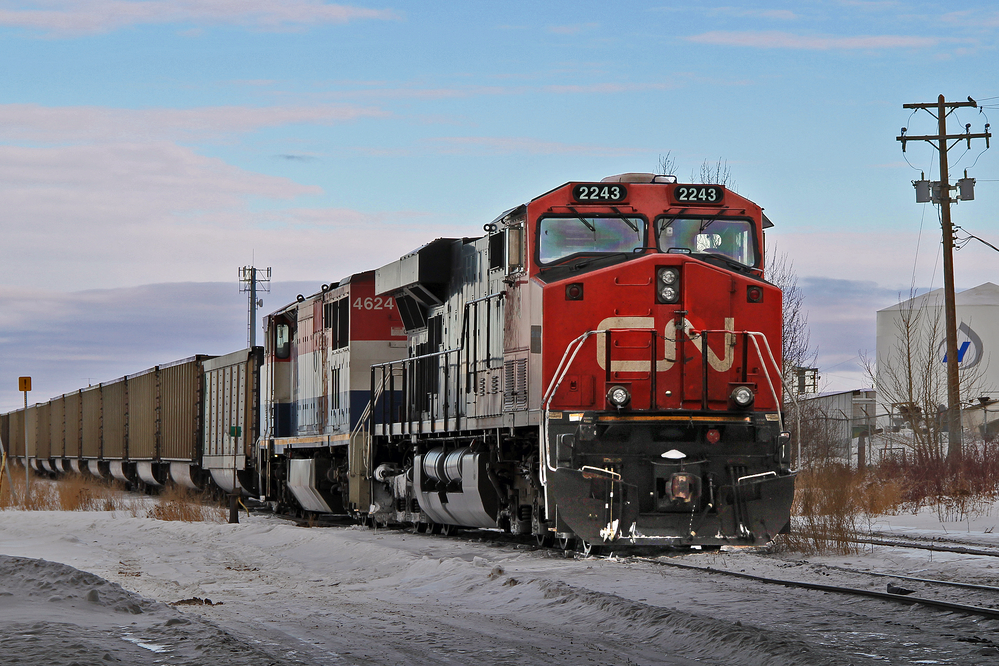 Railpictures.ca - colin arnot Photo: ES44DC CN 2243 and BCOL 4624 DASH8-40, upgraded to 4400HP ...