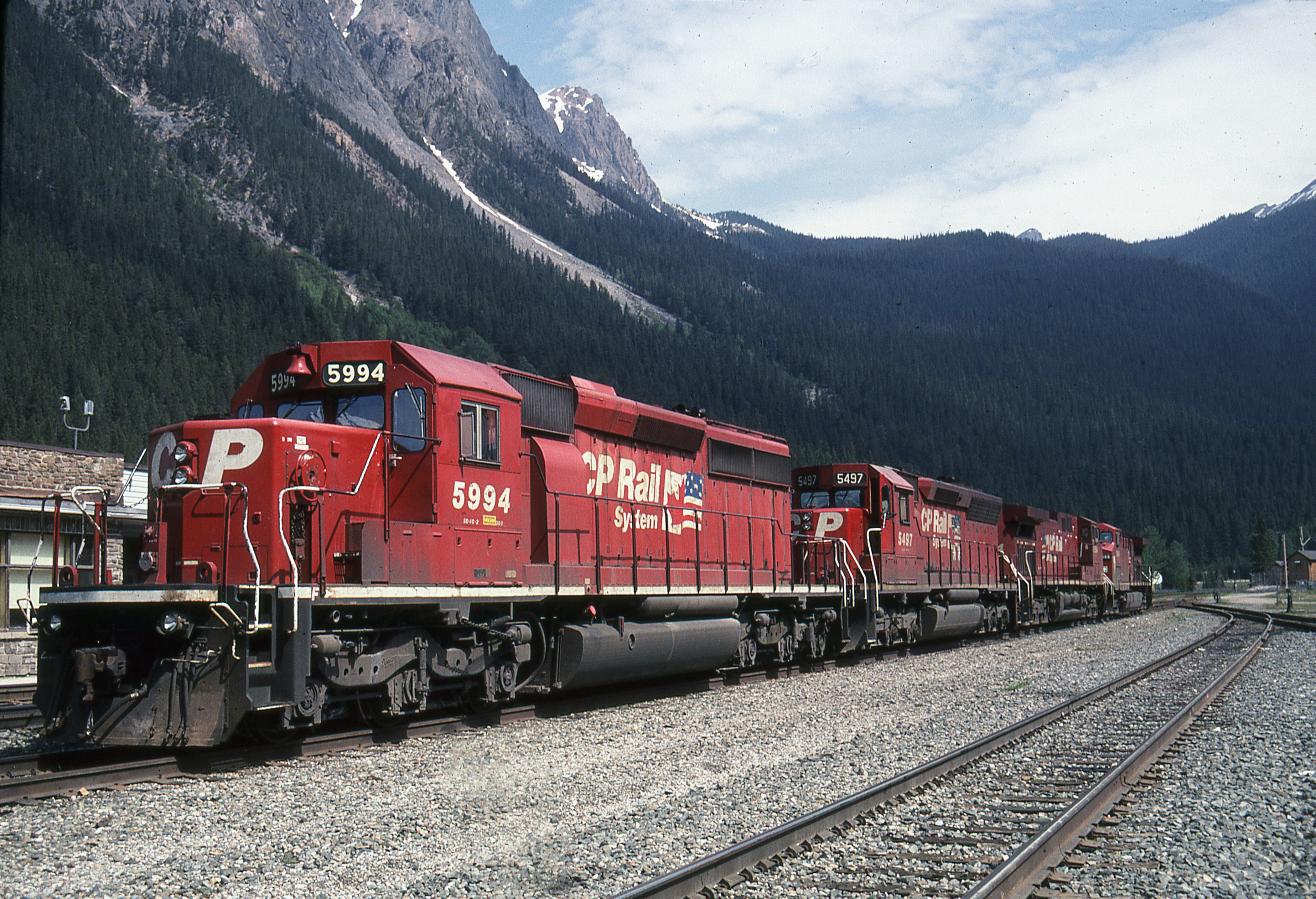 Railpictures.ca - Deane Motis Photo: The “changing of the guard.” The SD’s had not yet been put ...