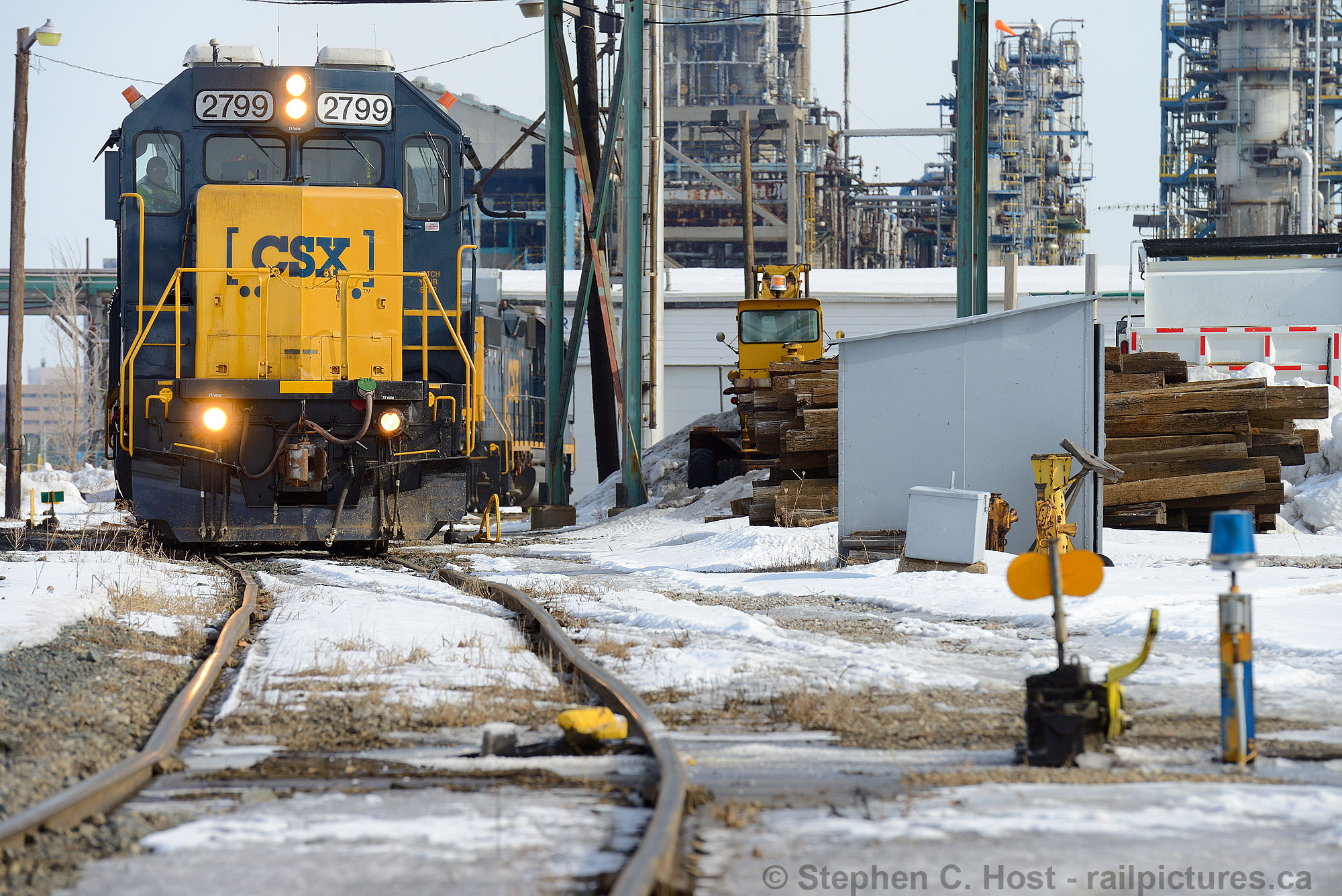 Railpictures.ca - Stephen C. Host Photo: CSXT 2799 passes by a mess of clutter at the Sarnia ...