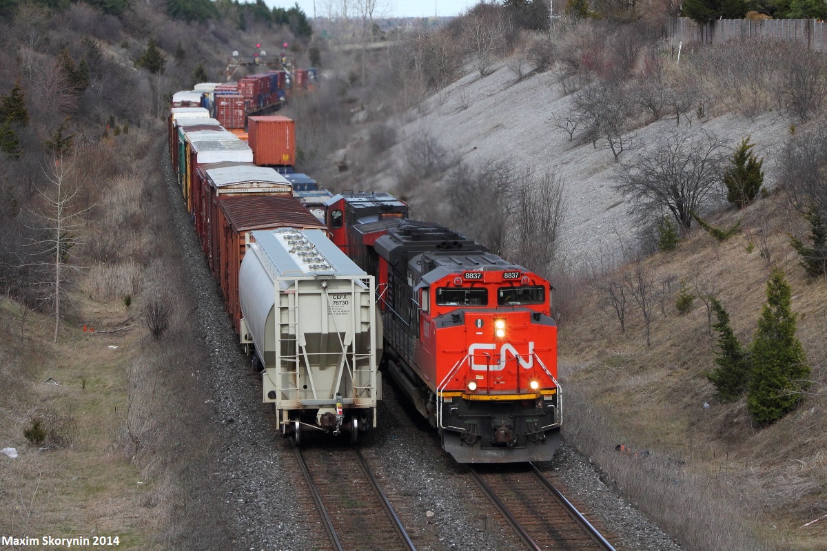 Railpictures.ca - Maxim Skorynin Photo: Perfect timing. A westbound CN mixed freight train meets ...