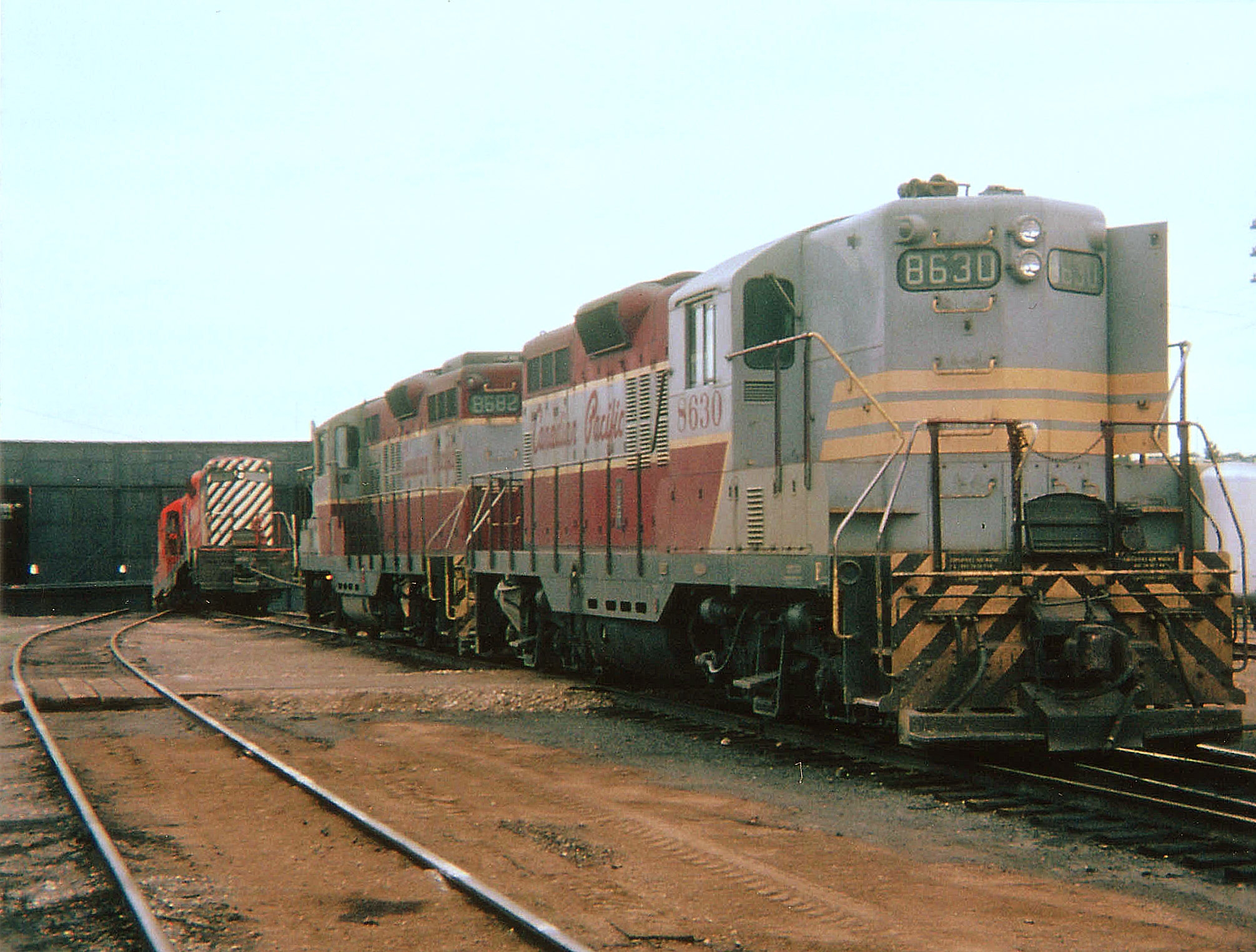Railpictures.ca - A.W. Mooney Photo: OOPS!!! The was my first time seeing this happening, but in ...