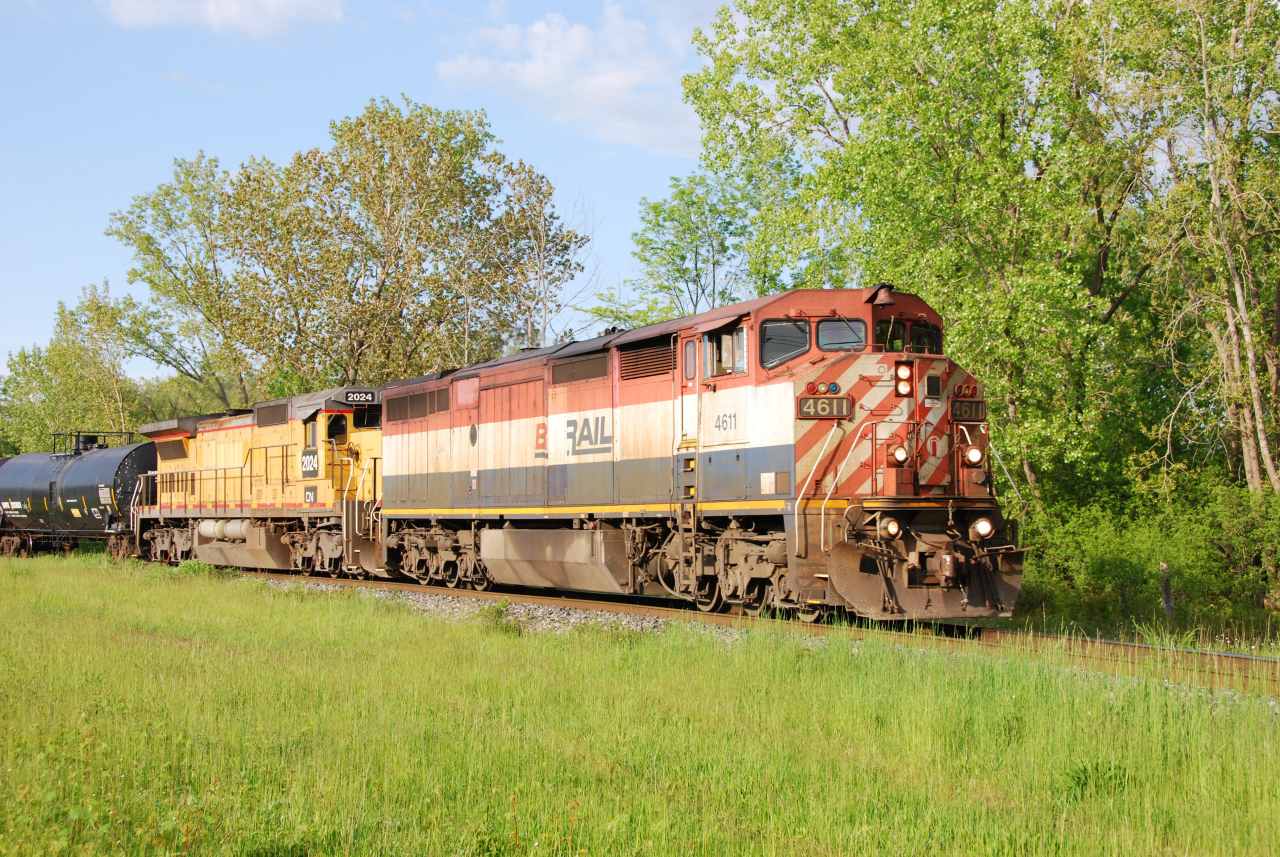 Railpictures.ca - Greg Smith Photo: CN M330 swings onto the Stamford Sub from the Grimsby Sub at ...