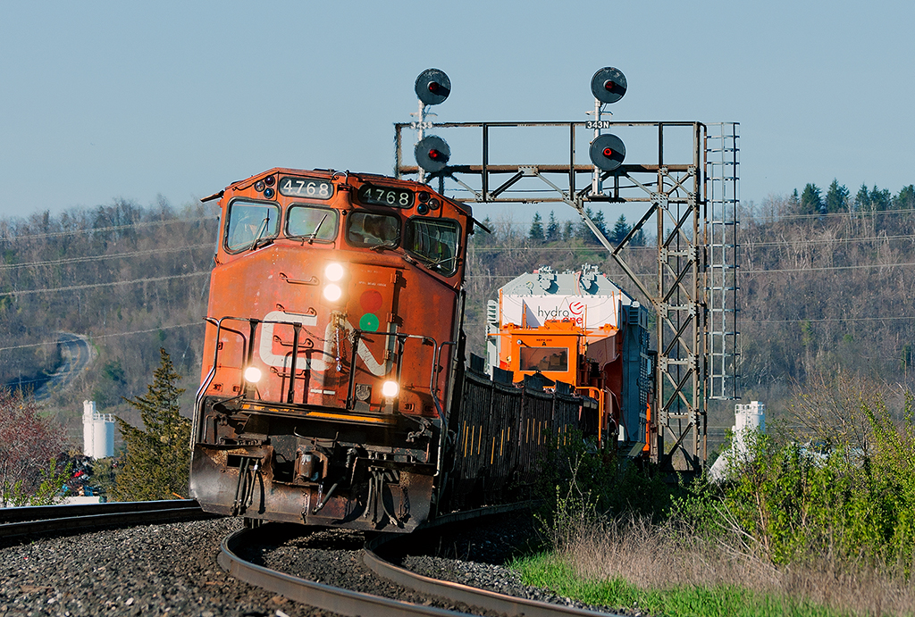 Railpictures.ca - Michael Da Costa Photo: Leaning into the curve, CN4768 heads the dimensional ...