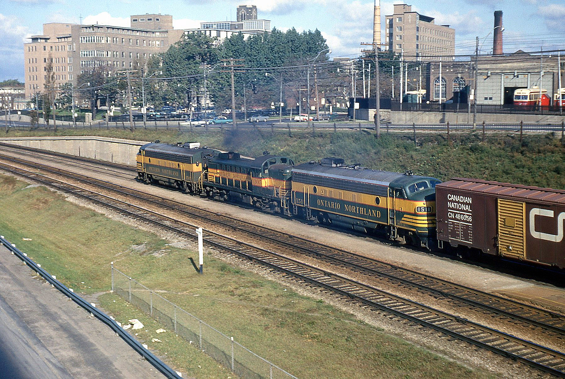 Railpictures.ca - Bill Thomson Photo: Sunnyside flashback: long before shiny new GO MP40′s ...