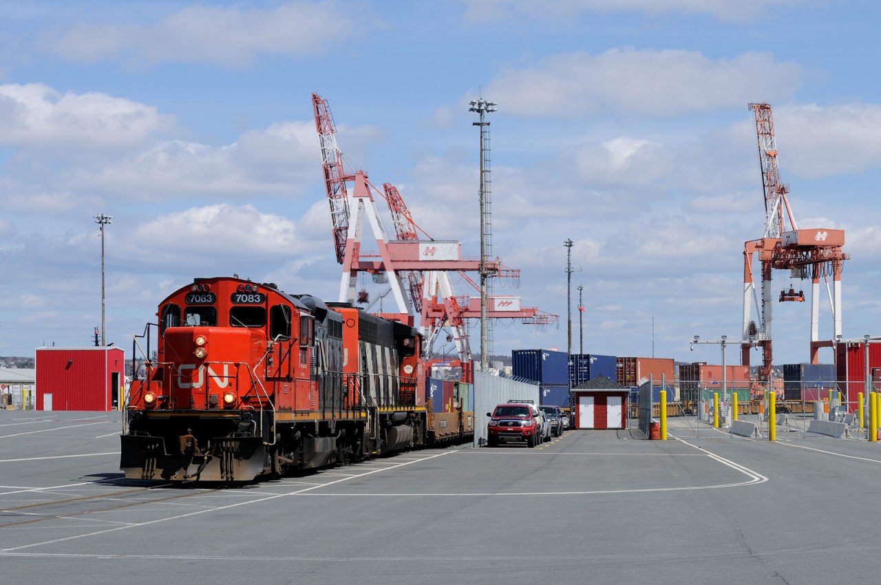 Railpictures.ca - Jay Brooks Photo: CN 7083 lifts a cut of containers from the South End ...