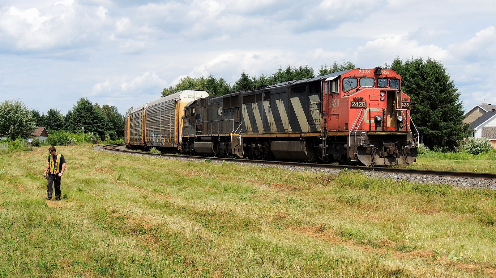 Railpictures.ca - pierre fournier Photo: CN 401 stopped for both VIAs,24-25. | Railpictures.ca ...