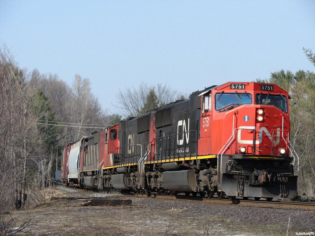 Railpictures.ca - MuskokaMoFo Photo: CN 450, CN 5751 South with the help of CN 5765 and CN 5403 ...