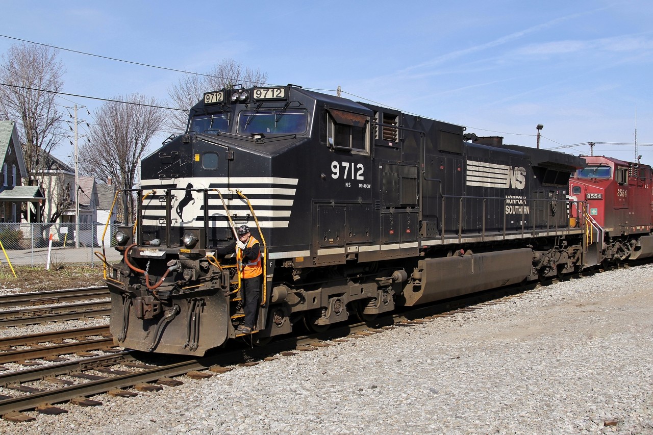 Railpictures.ca - steve arnot Photo: NS Dash 9-40CW 9712 leads CP 241s power into Smiths Falls ...