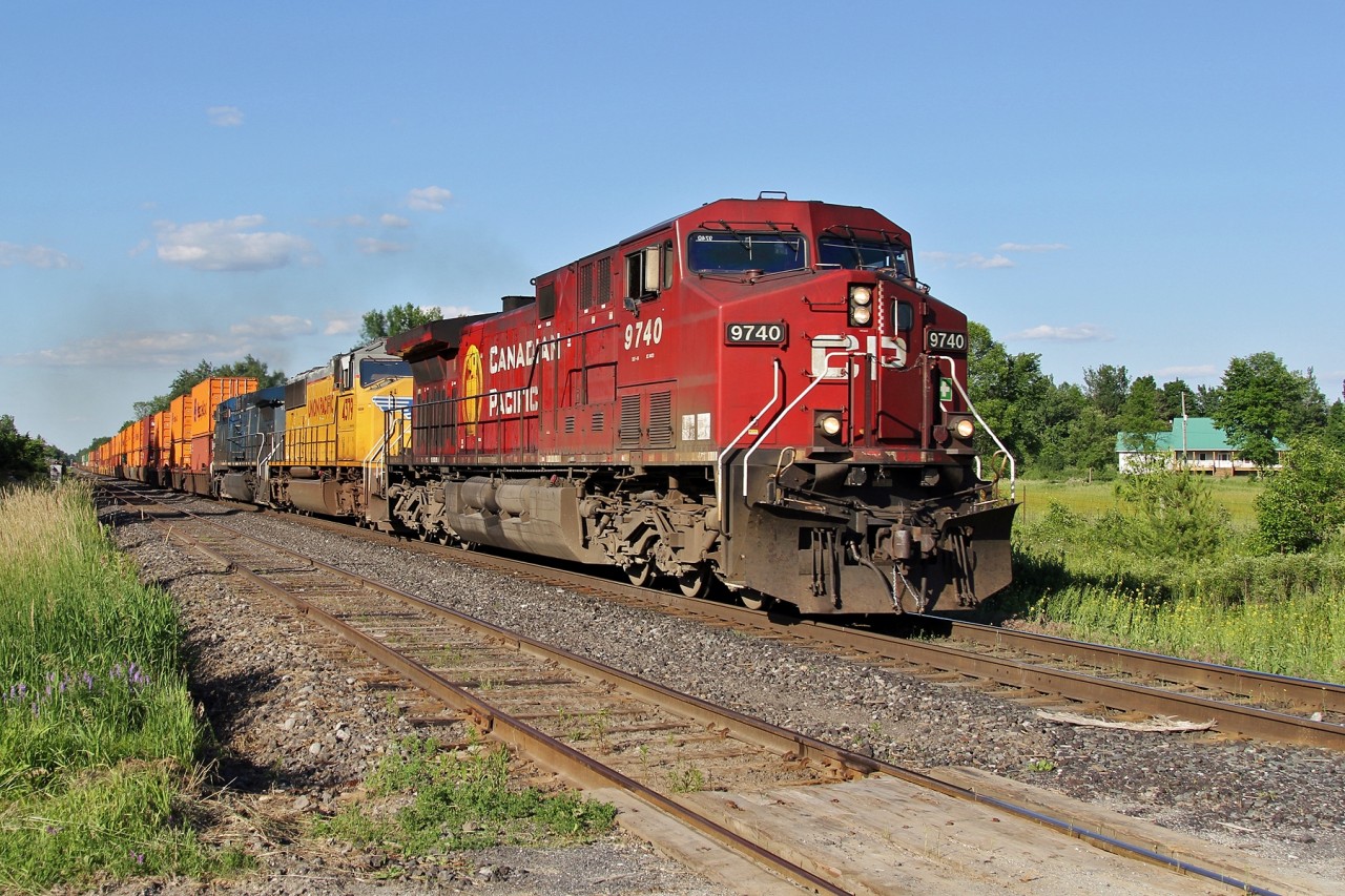 Railpictures.ca - steve arnot Photo: CP 9740, UP 4379 and CEFX 1052 lead CP 143 through Elliott ...