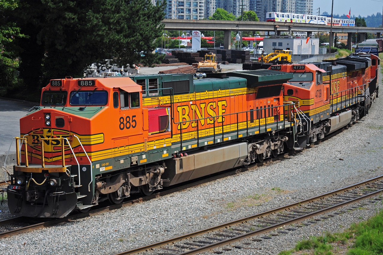 Railpictures.ca - Christian Ordanza Photo: BNSF Dash 8 C40-8W 885 leading a BNSF train into ...