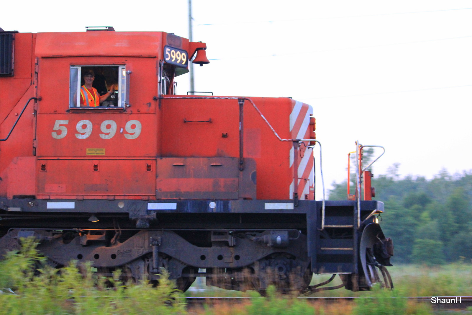 Railpictures.ca - Shaun Hennessy Photo: CP 5999 leads the way on the CP Expressway pulling out ...