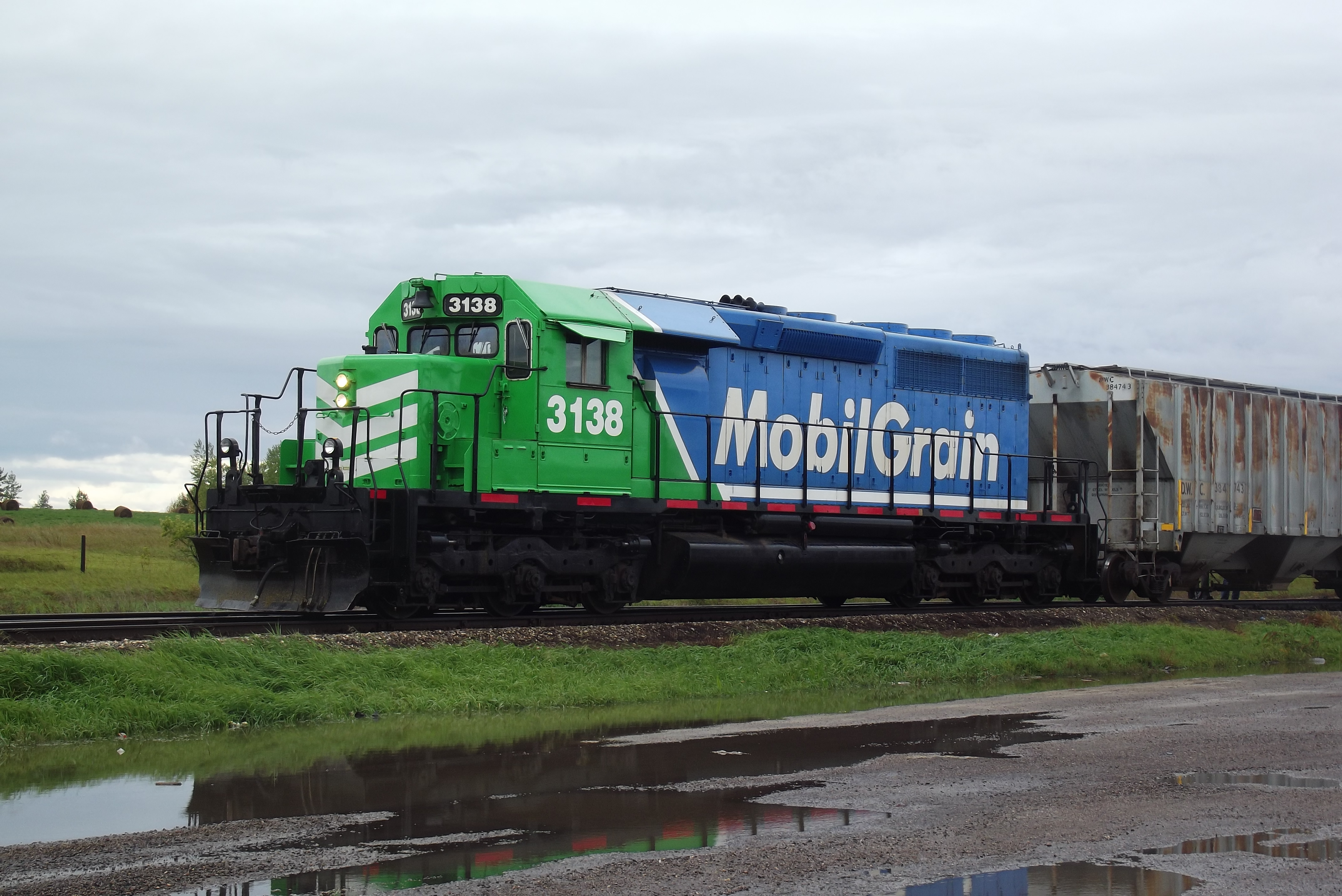 Railpictures.ca - David Wernick Photo: On a dreary cool morning, Mobilgrain SD 40-3, 3138 (KCS ...