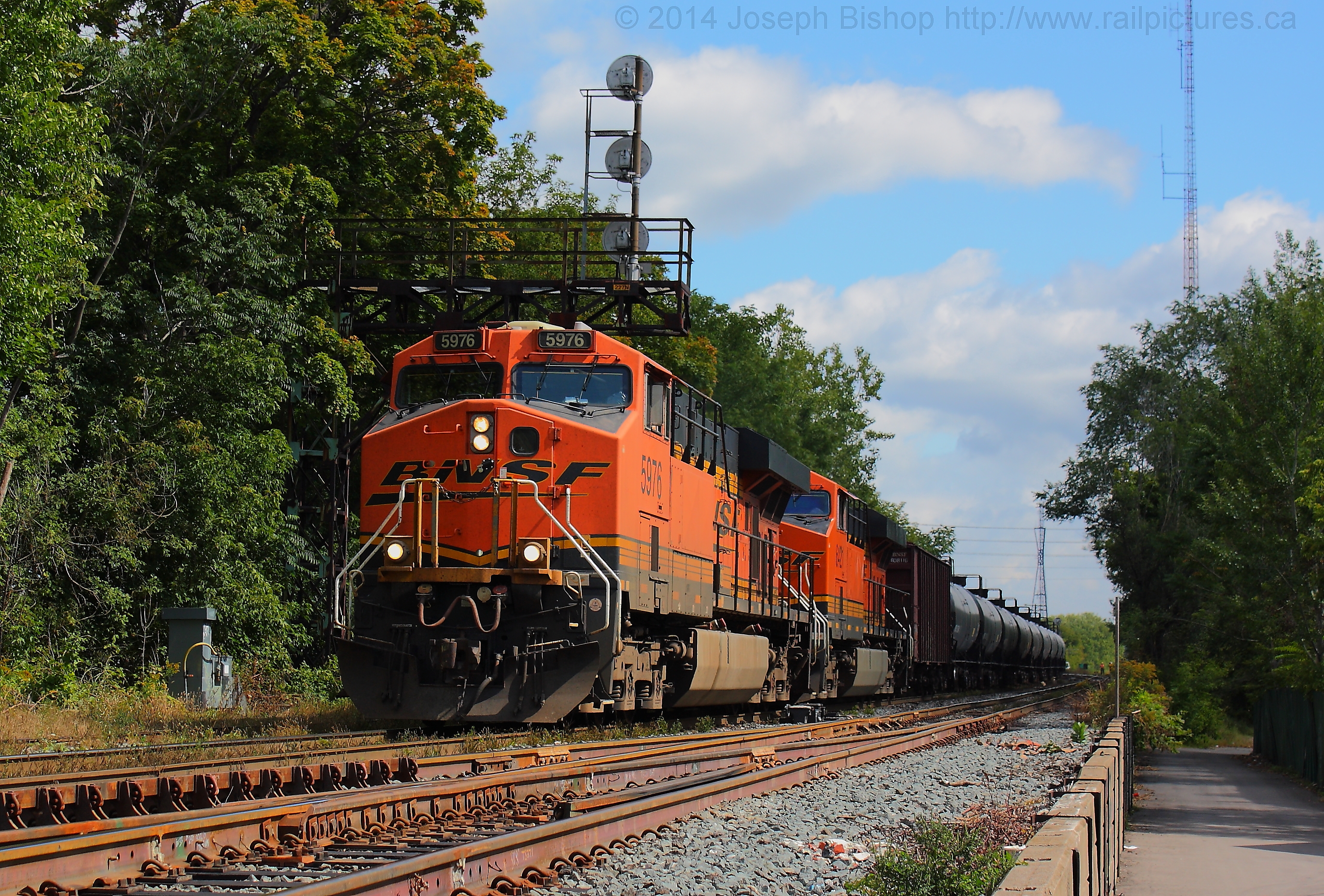 Railpictures.ca - Joseph Bishop Photo: BNSF 5976 and BNSF 6421 lead CN U711 under signal 227N in ...