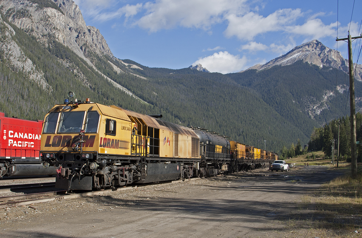 Railpictures.ca - JA Photo: Finishing the grind shift at 0700 LMIX 3404 is all tied down for the ...