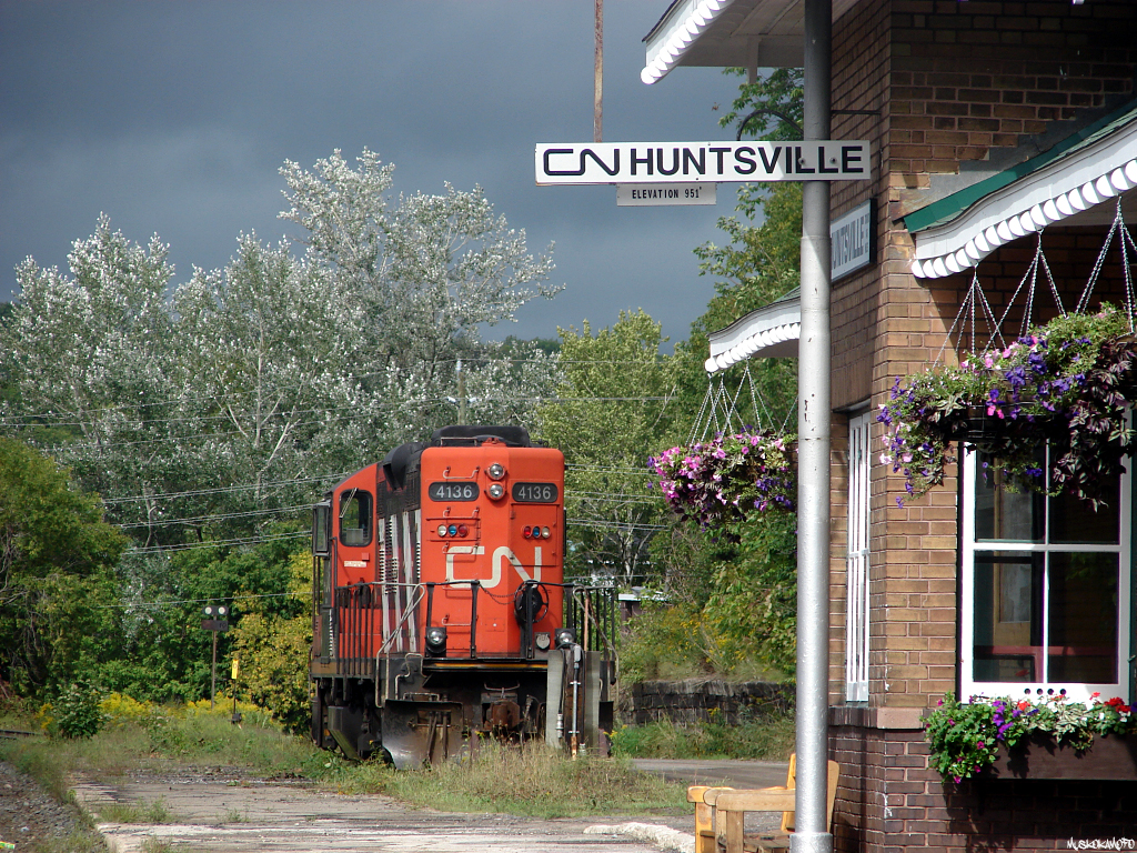 Railpictures.ca - MuskokaMoFo Photo: CN 4136 sits enjoying her Saturday afternoon off in track ...