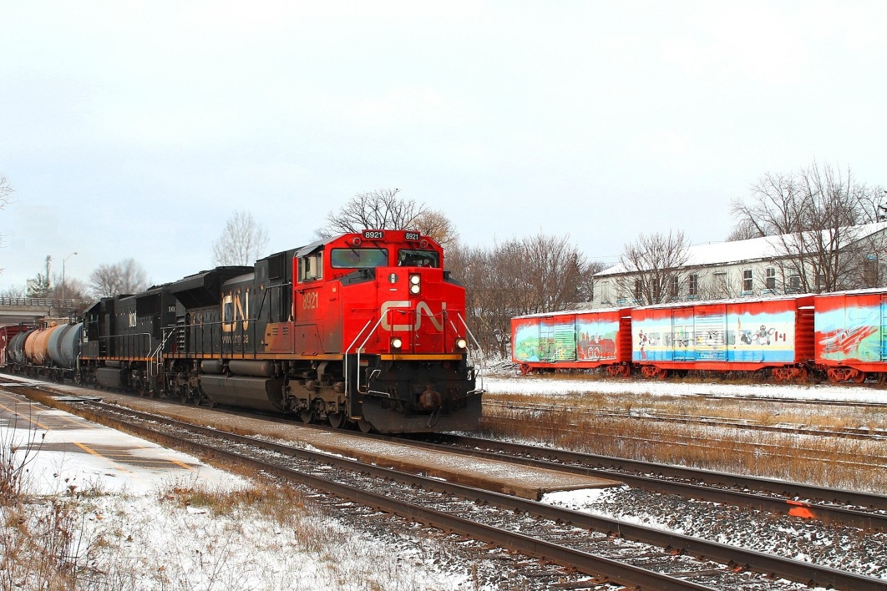 Railpictures.ca - John Lowes Photo: The sun is attempting to break through as CN 8921 and IC ...