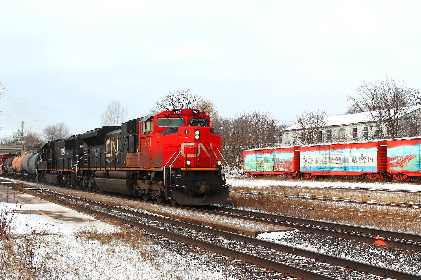 Railpictures.ca - John Lowes Photo: The sun is attempting to break through as CN 8921 and IC ...