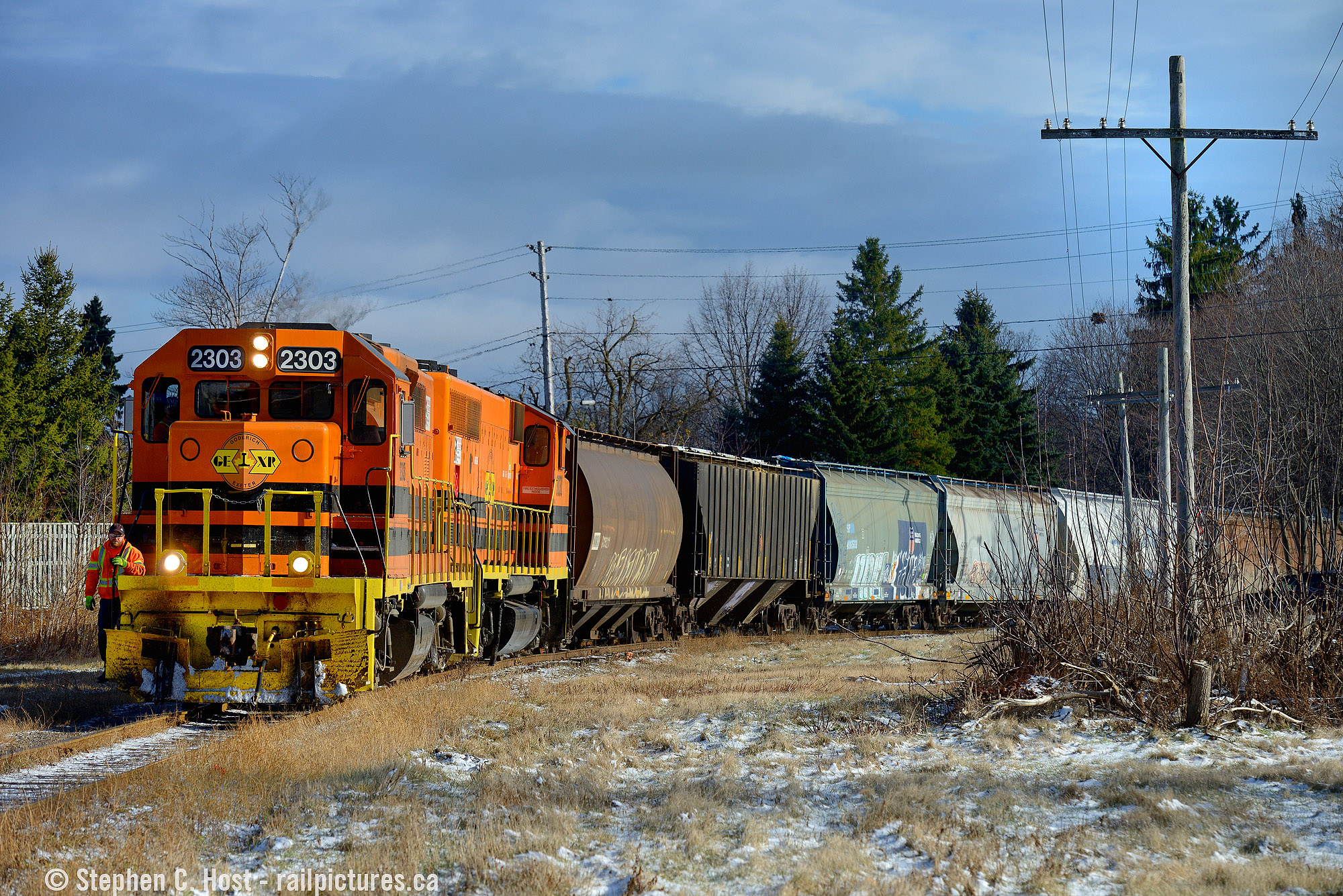 Railpictures.ca - Stephen C. Host Photo: GEXR 516, with 13 cars for Guelph is rounding the curve ...