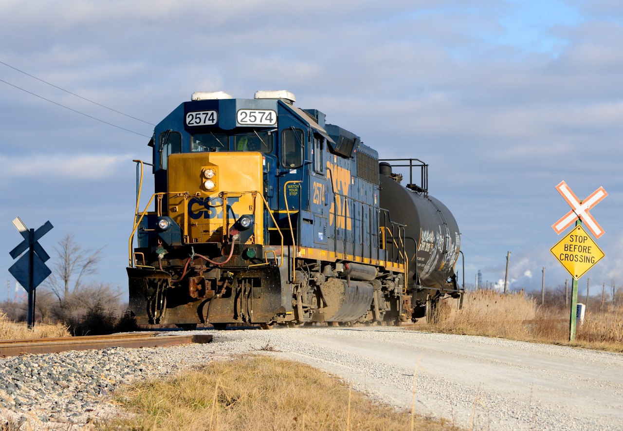 Railpictures.ca - Marc Dease Photo: CSX2574 crosses Baseline Road near Sombra after a switch at ...