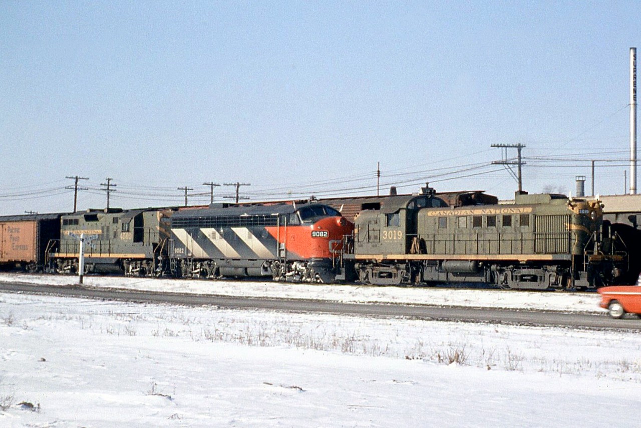Railpictures.ca - Bill Thomson Photo: An eastbound Canadian National freight passes through ...
