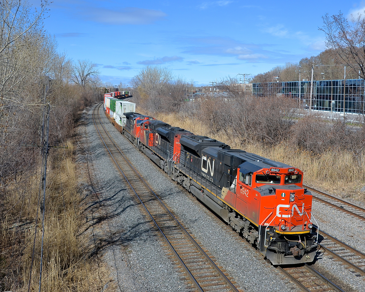 Railpictures.ca - Michael Berry Photo: CN 8942, CN 8895 & CN 2644 head east with CN 120 on a ...