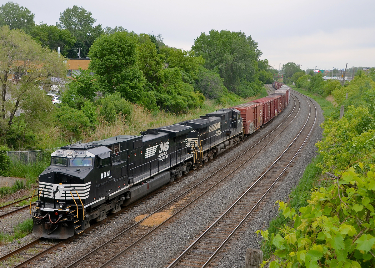 Railpictures.ca - Michael Berry Photo: A pair of Dash9′s (NS 8941 & NS 9001) lead CN 529 through ...