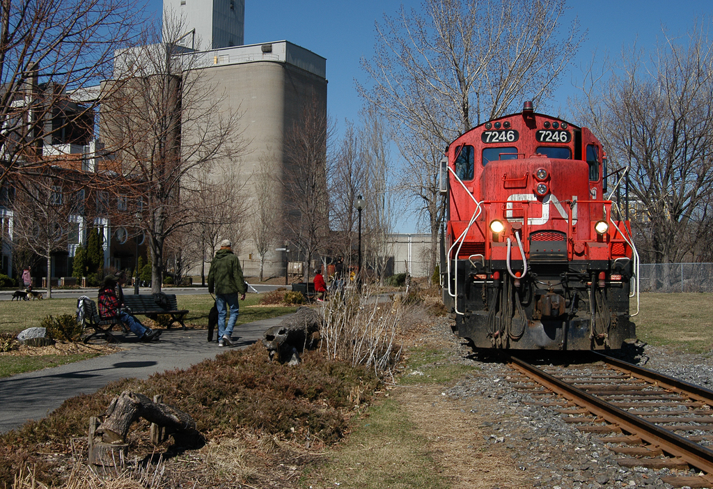 Railpictures.ca - Guy-Pascal Arcouette Photo: CN 500 just taking out from Robin Hood flour ...