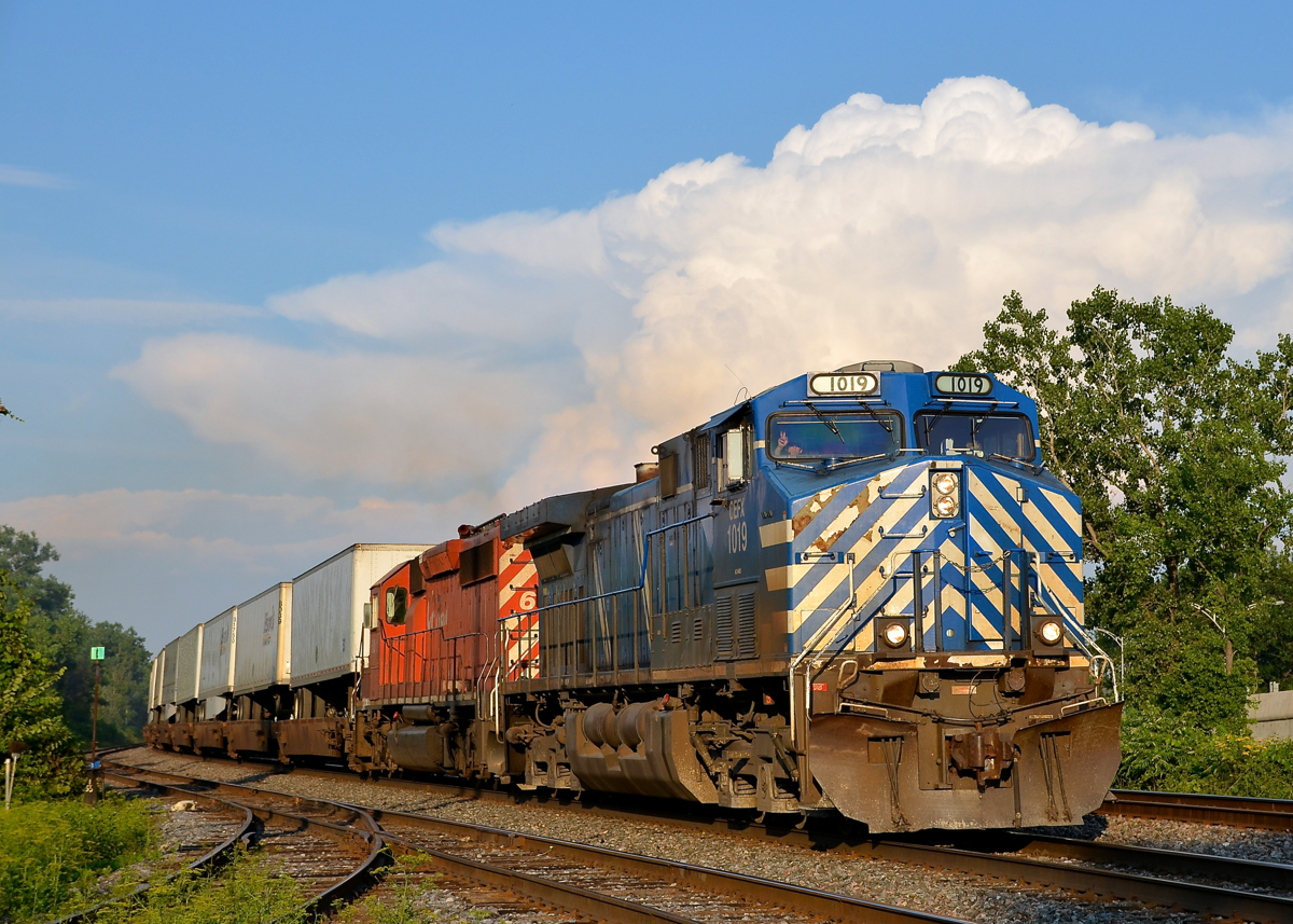 Railpictures.ca - Michael Berry Photo: Peace! The engineer gives two fingers up on lead unit ...