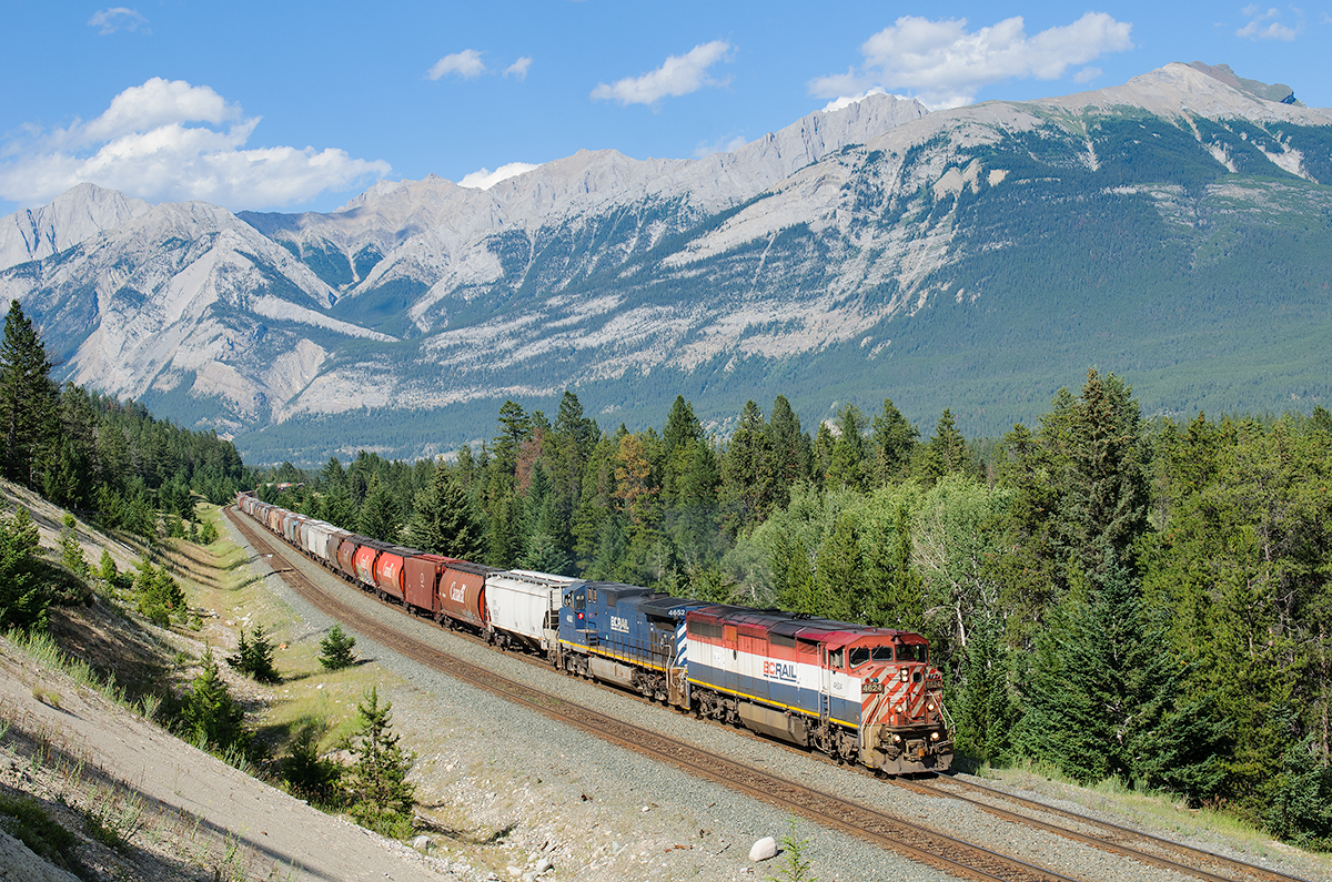 Railpictures.ca - Tim Stevens Photo: BCOL C40-8M 4624 and C44-9W 4652 bring 6200 feet of grain ...