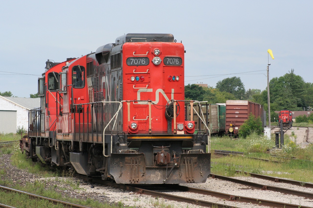 Railpictures.ca - Kevin Flood Photo: CN 7076 and 7068 are paired nose to nose with a cut of ...