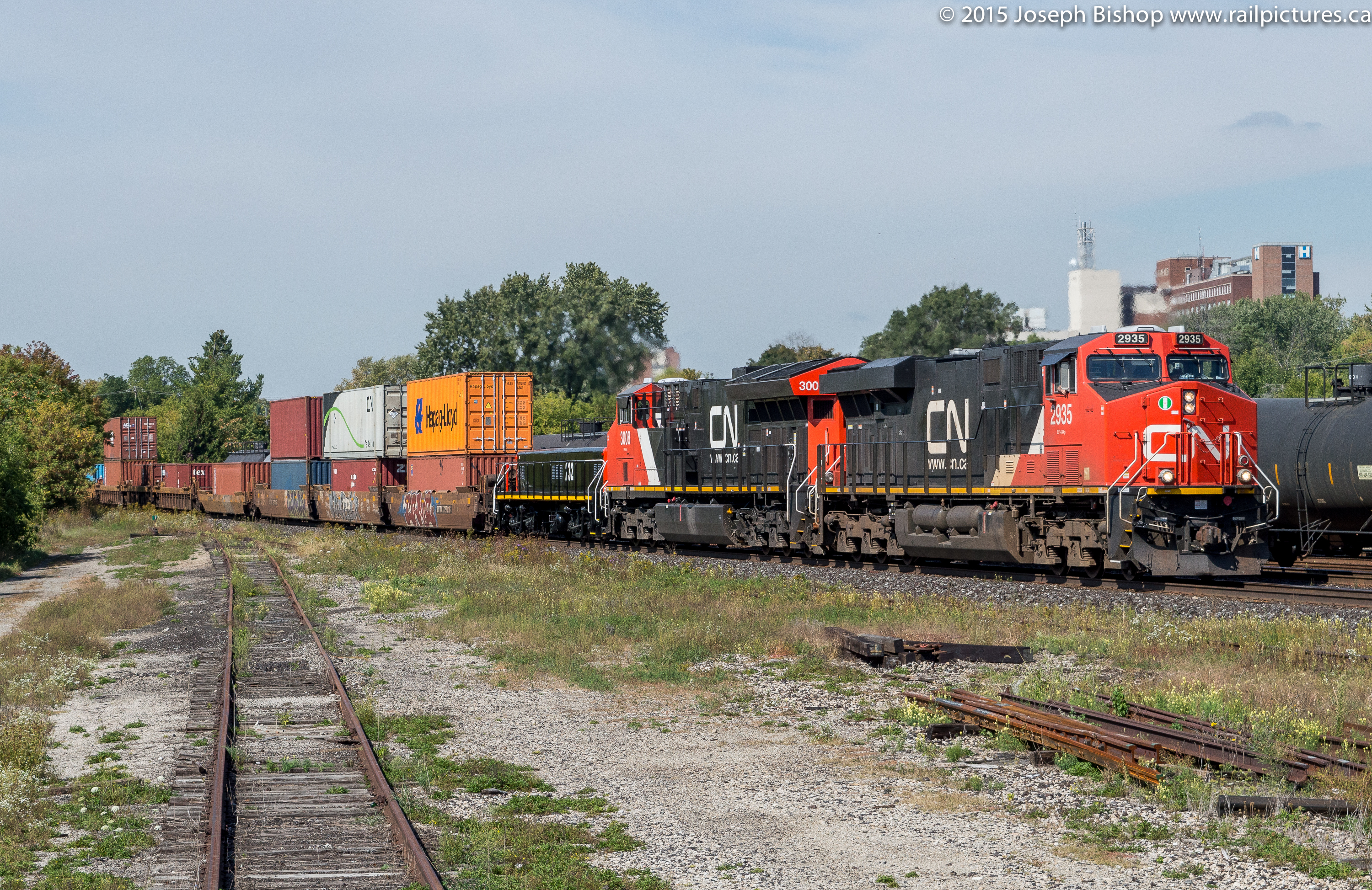 Railpictures.ca - Joseph Bishop Photo: CN 148 cruises through Brantford with CN 2935, CN 3008 ...