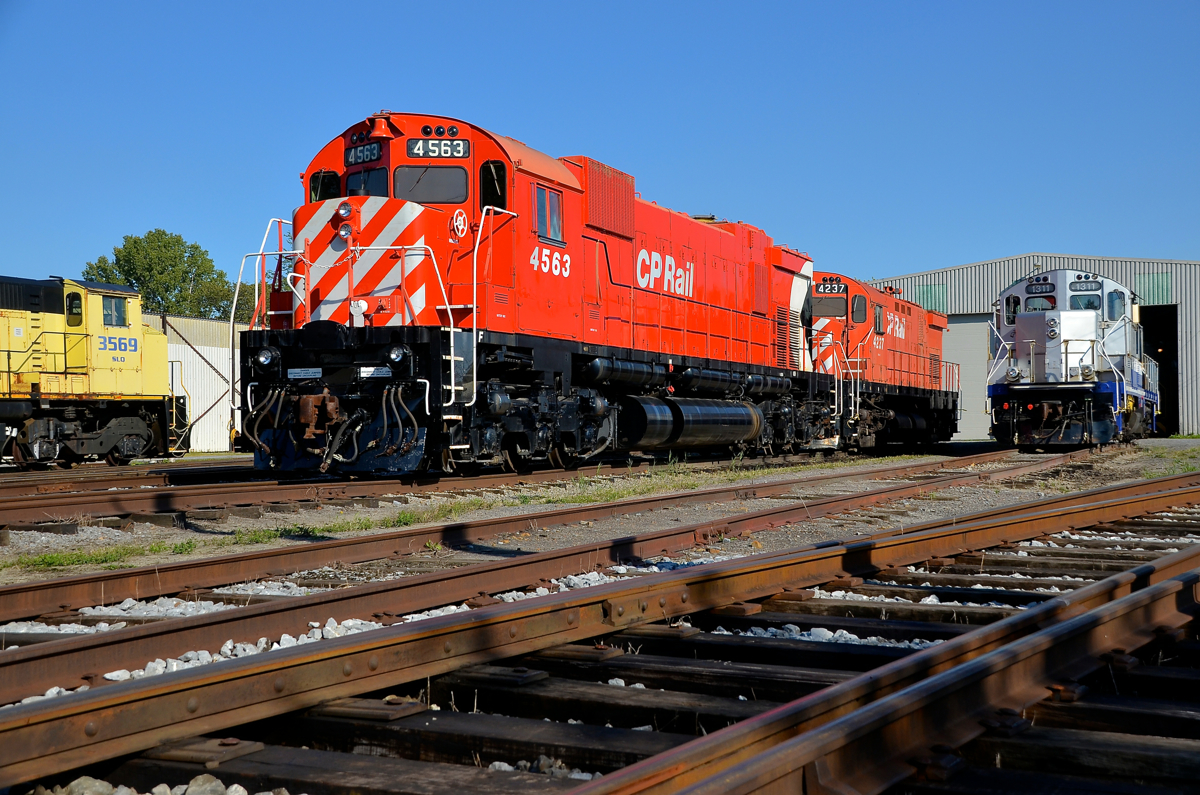 Railpictures.ca - Michael Berry Photo: Glistening in the afternoon sun. M630 CP 4563 looks great ...