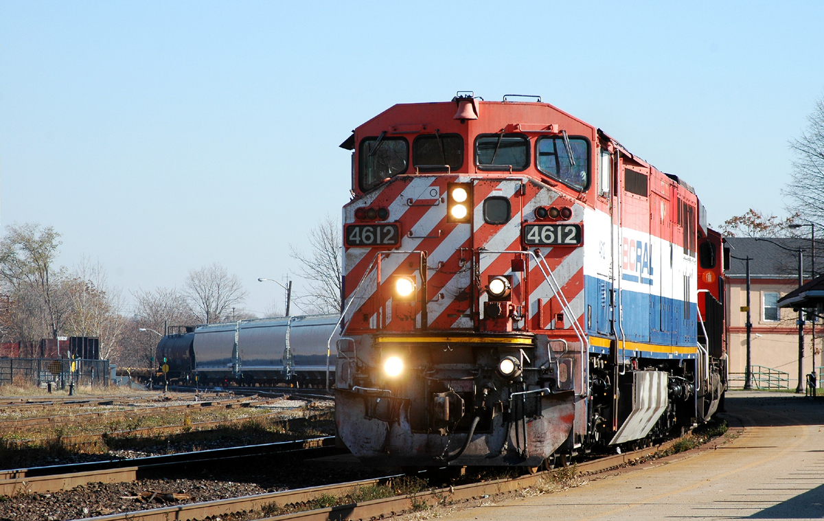 Railpictures.ca - James Gardiner Photo: BCOL 4612 – CN 2827 and 70 cars pass through the 25mph ...