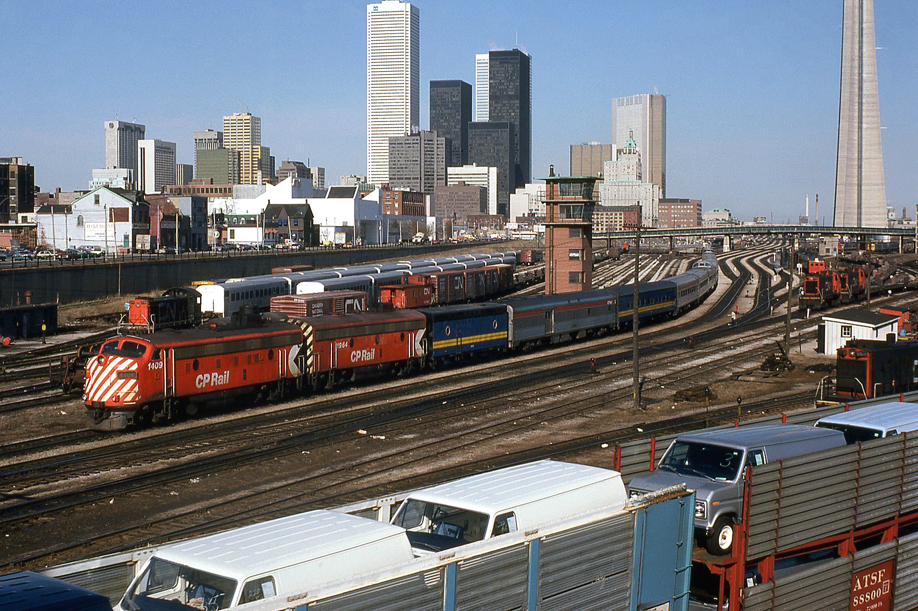 Railpictures.ca - Bill Thomson Photo: VIA’s Canadian, not long after taking over CP’s passenger ...