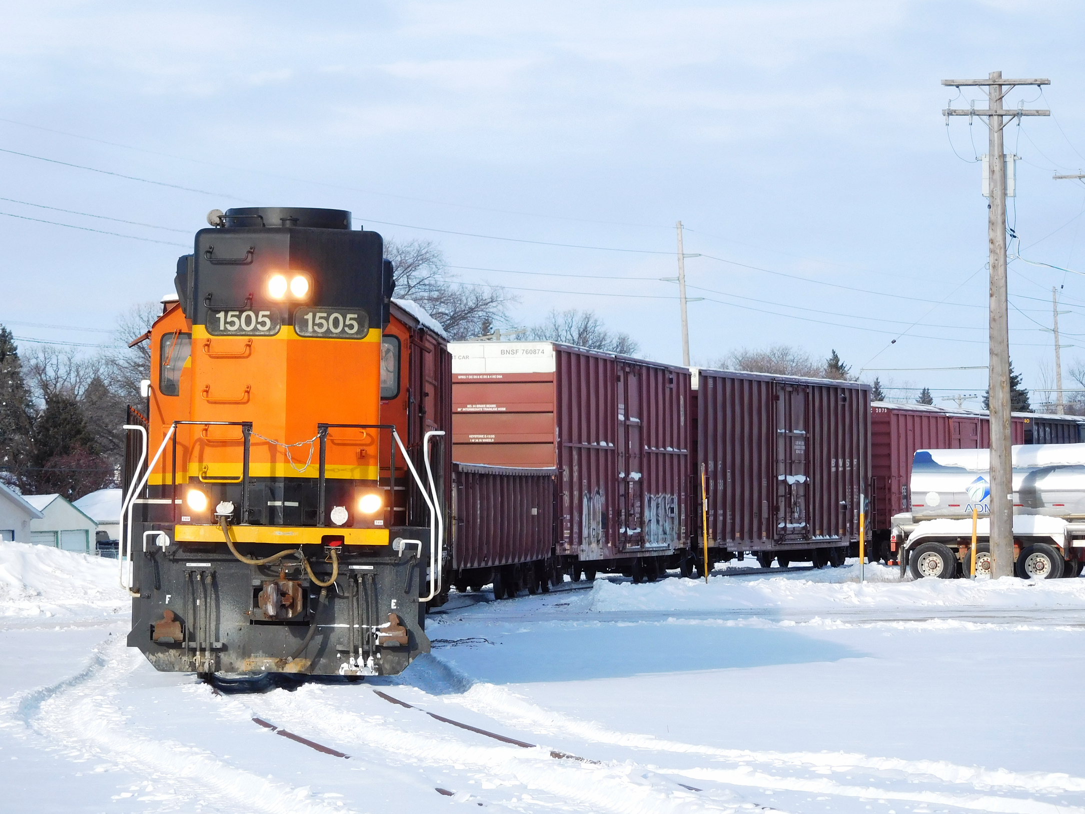 Railpictures.ca - Taylor Woolston Photo: The BNML with BNSF 1505 is seen waiting just north of ...