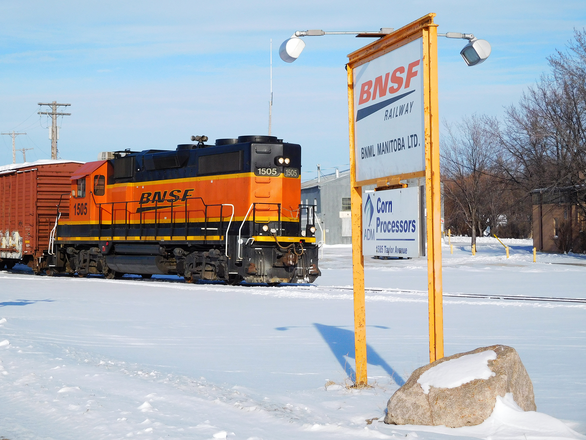 Railpictures.ca - Taylor Woolston Photo: The BNML with BNSF 1505 is seen waiting just north of ...